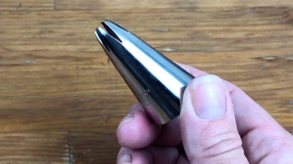 8 Ways To Use A 1M Piping Tip - British Girl Bakes