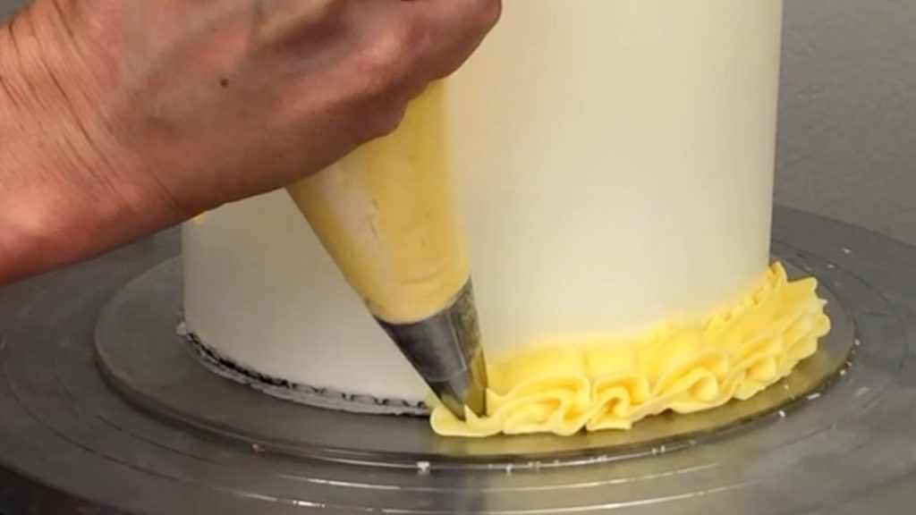 8 Ways To Use A 1M Piping Tip - British Girl Bakes