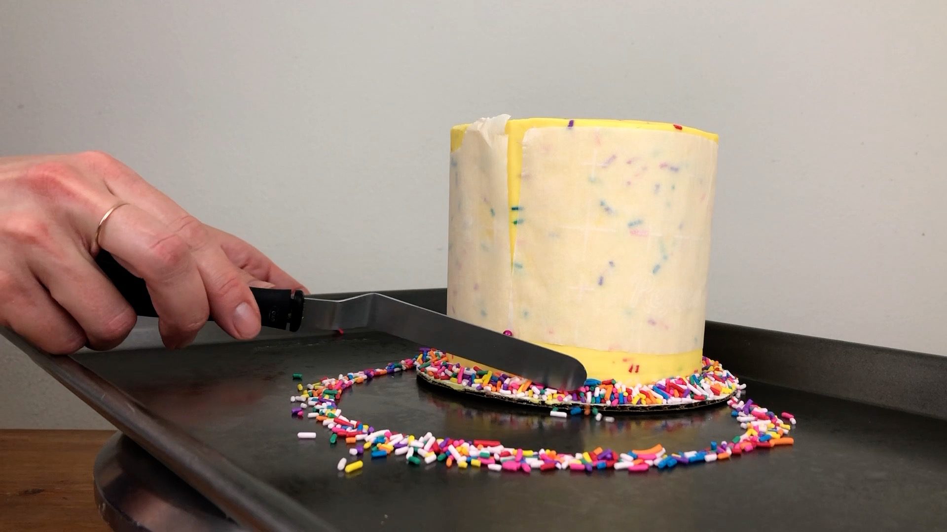 6 Ways to Decorate Cakes with Parchment Paper – British Girl Bakes