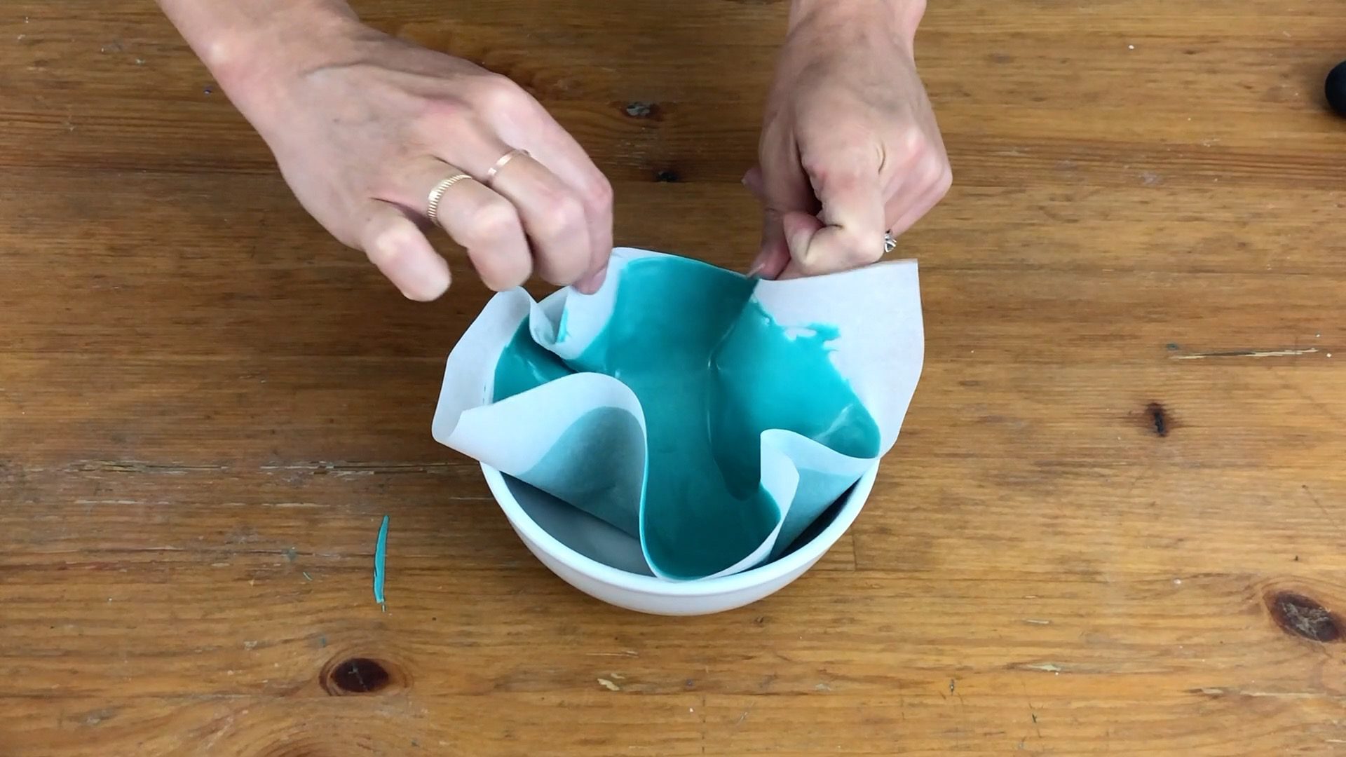 6 Ways to Decorate Cakes with Parchment Paper – British Girl Bakes