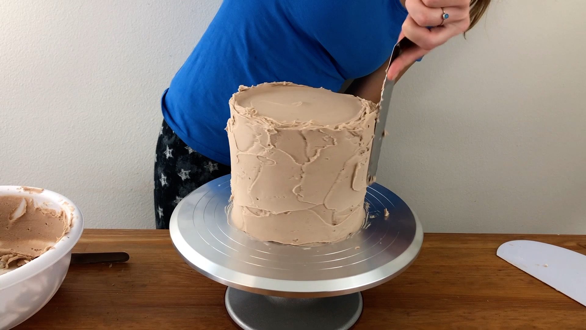 How to get Perfectly Smooth Frosting with Sharp Edges – British Girl Bakes