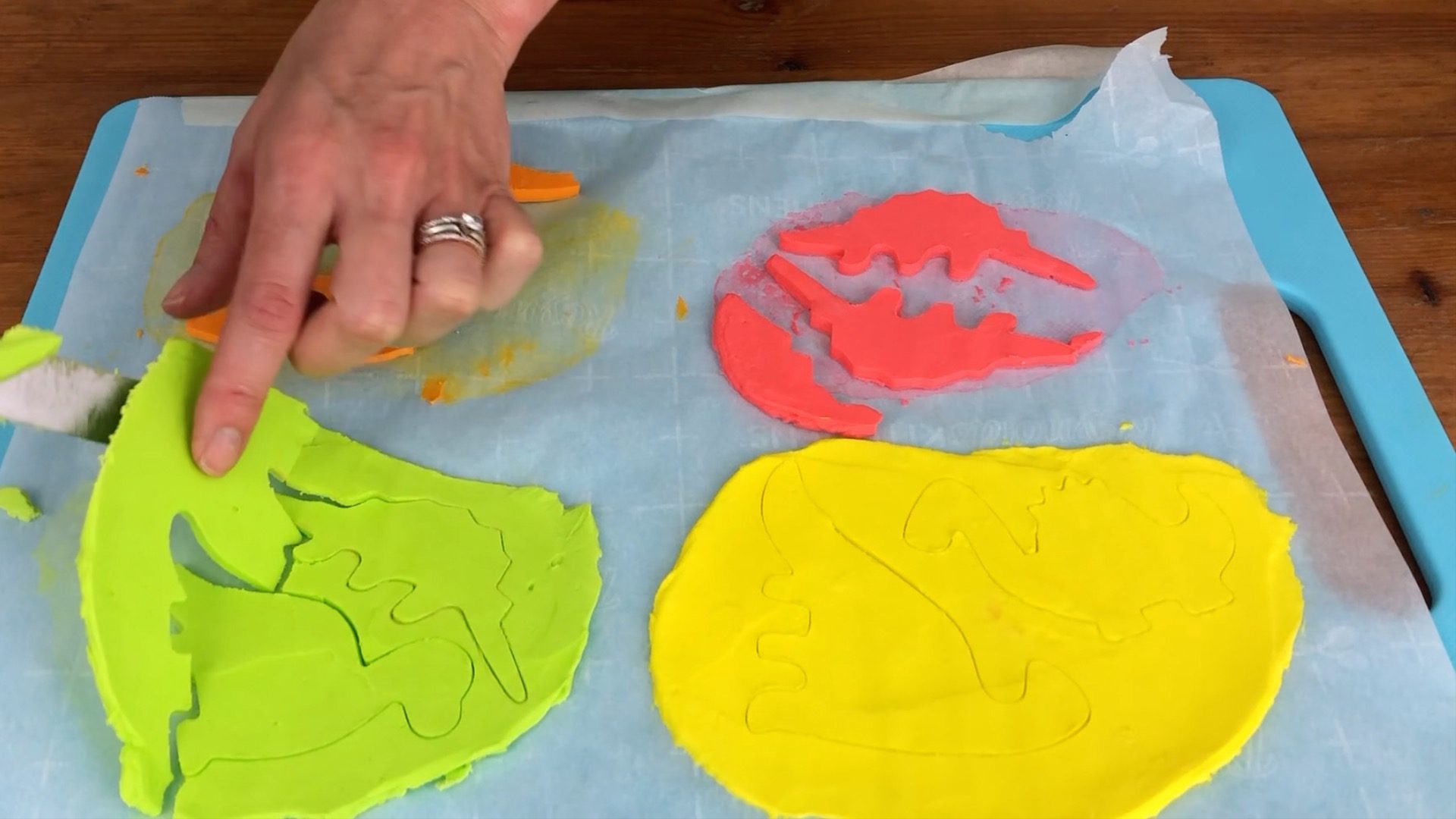 6 Ways to Decorate Cakes with Parchment Paper – British Girl Bakes