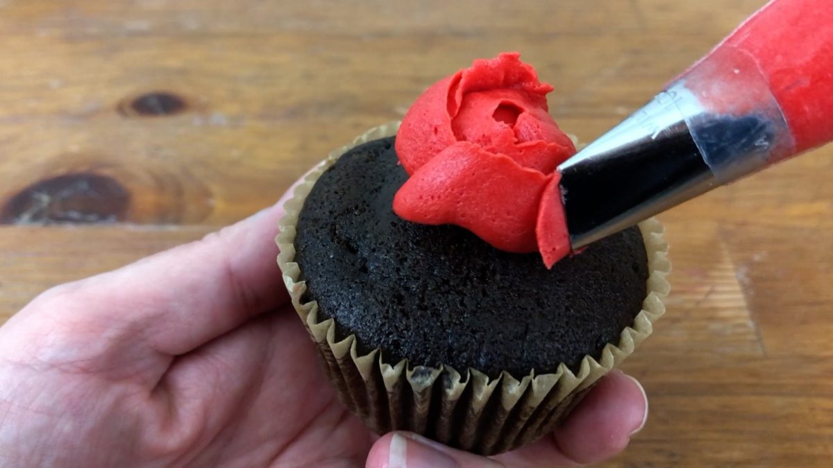 8 Ways To Use A Petal Tip – British Girl Bakes