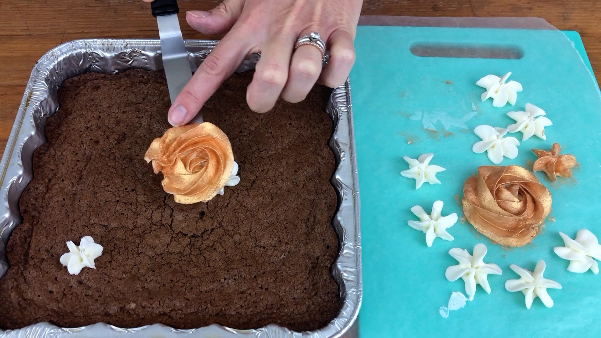 20 Ways to Decorate Gold Cakes – British Girl Bakes