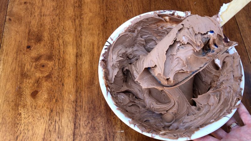 Cake Decorating without Tools AND a Turntable Hack! – British Girl Bakes