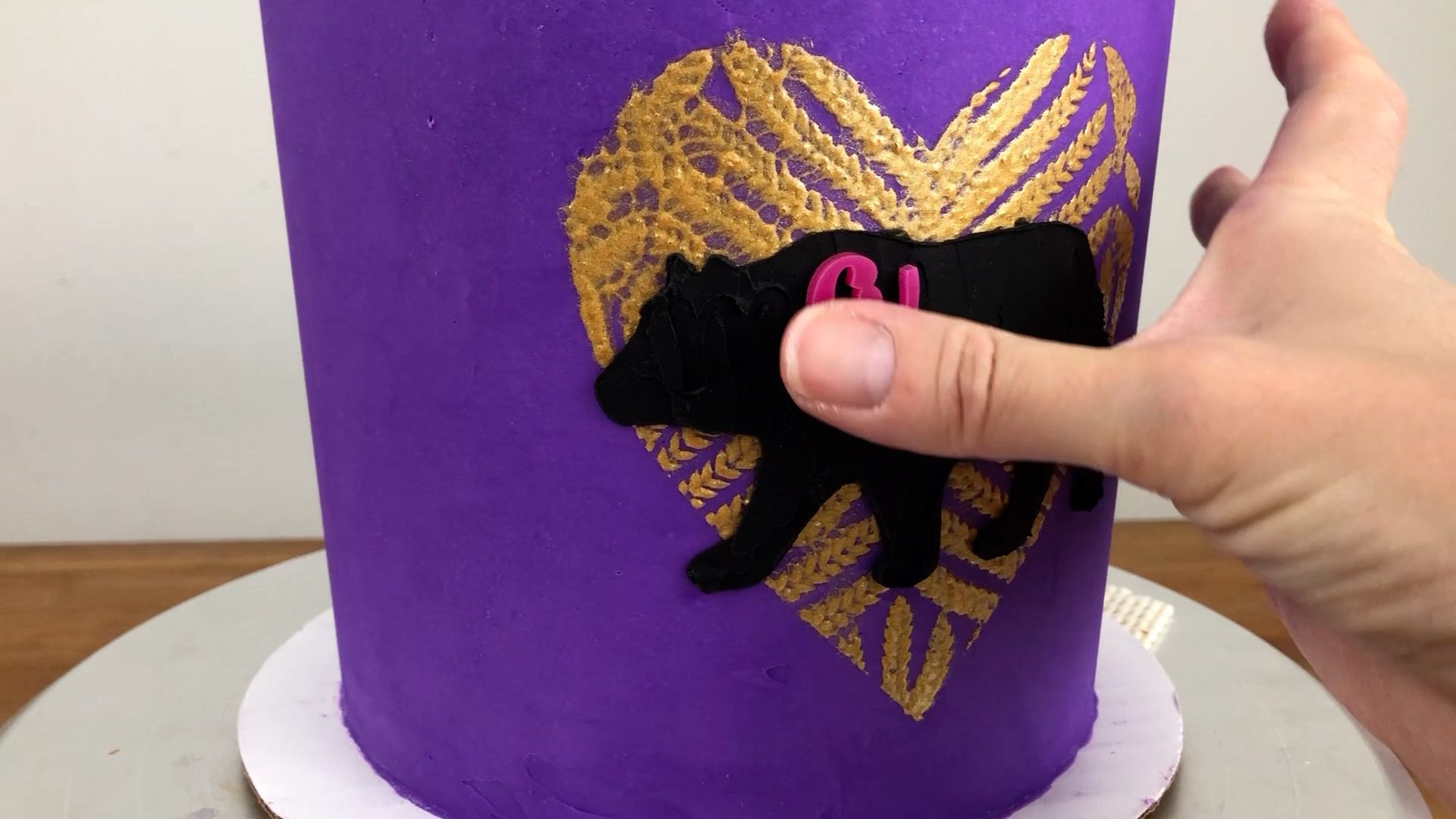 20 Ways to Decorate Gold Cakes – British Girl Bakes