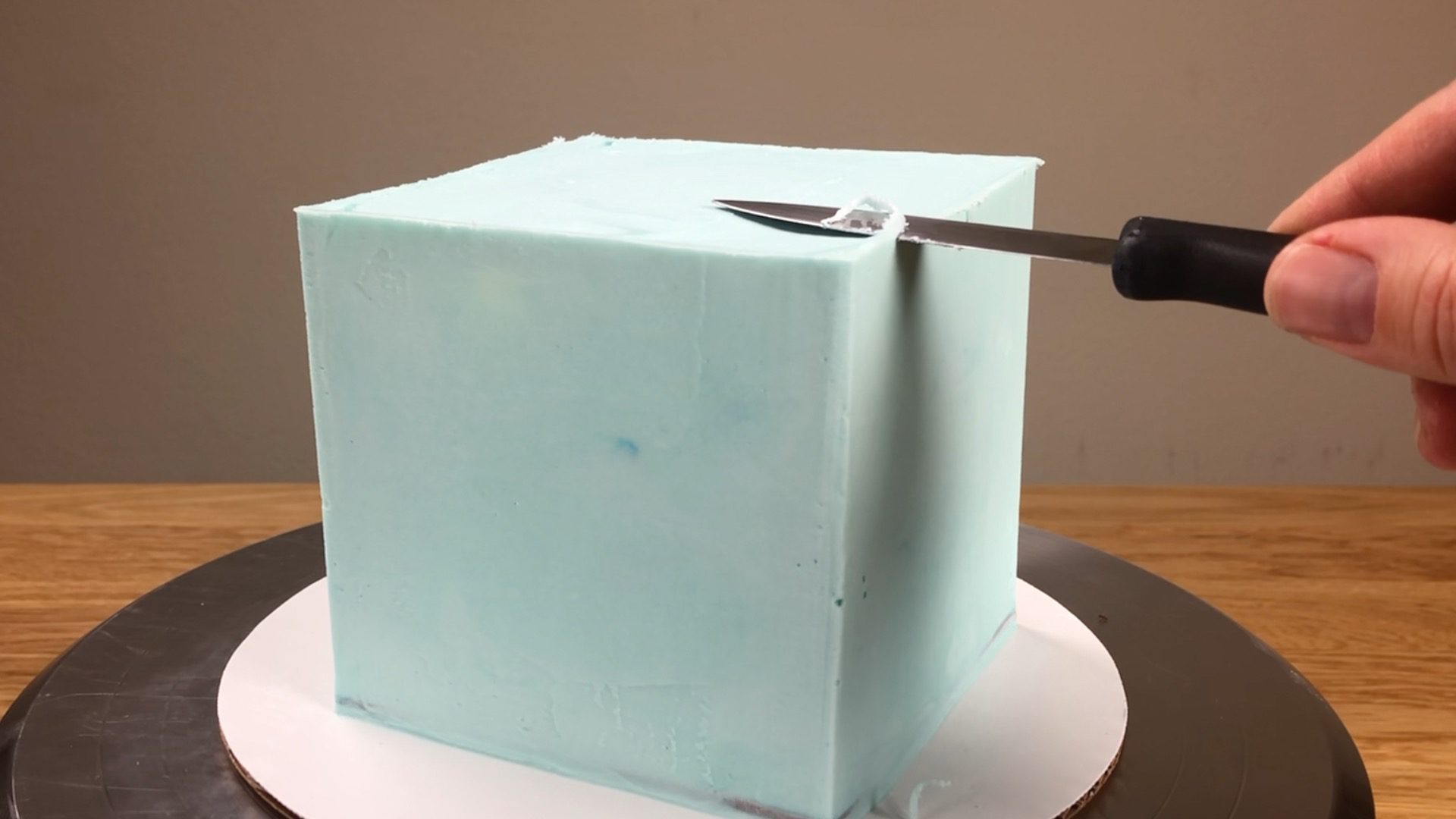 How To Frost A Square Cake With A Cardboard Box – British Girl Bakes