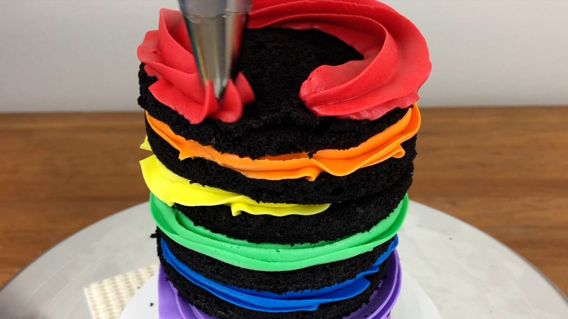 How To Colour Buttercream – British Girl Bakes