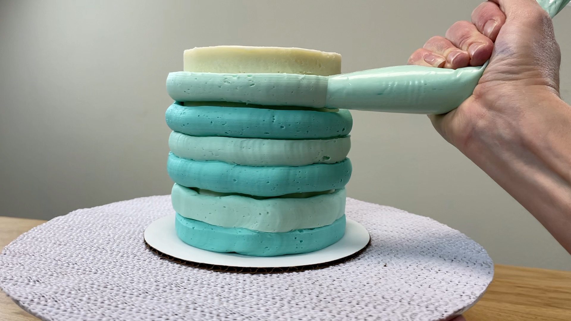 How To Colour Buttercream – British Girl Bakes