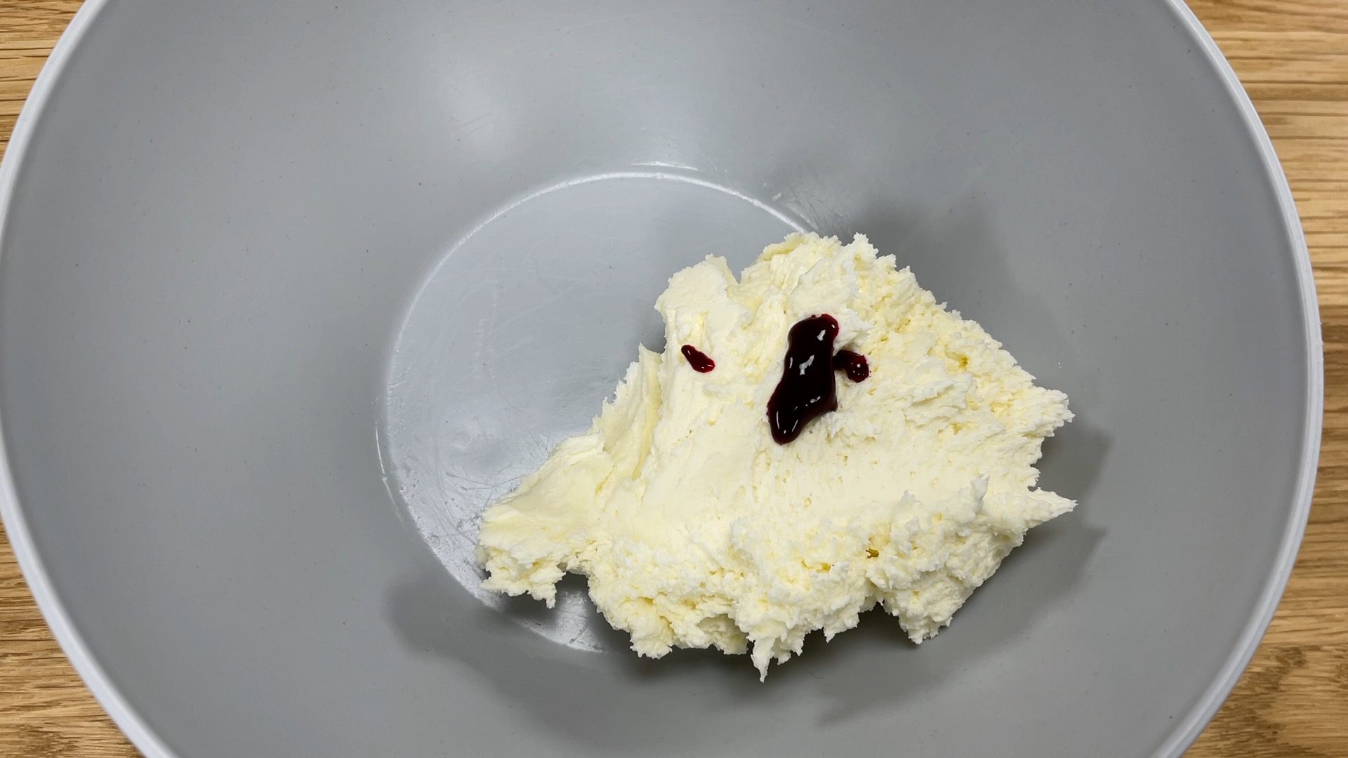 How To Colour Buttercream – British Girl Bakes