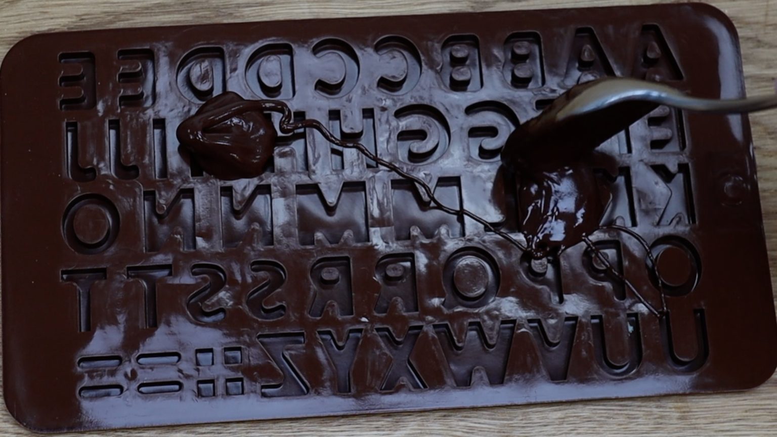 4 Ways to Write on Cakes - British Girl Bakes