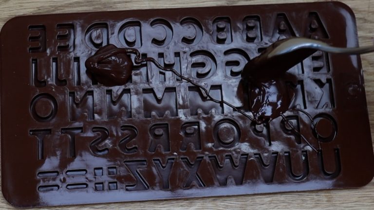 4 Ways to Write on Cakes - British Girl Bakes