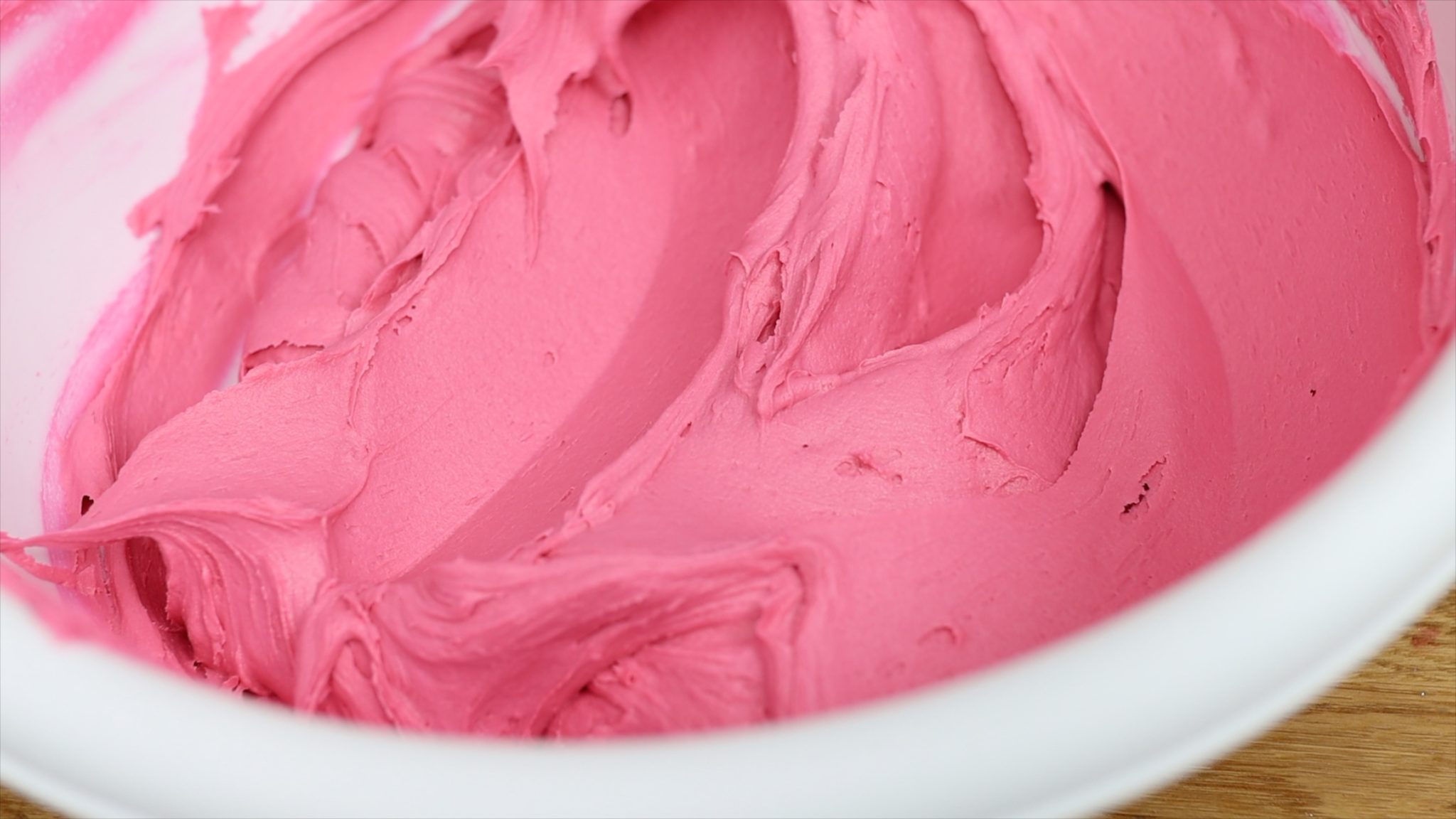 How to Get Sharp Frosting Edges on Cakes - British Girl Bakes