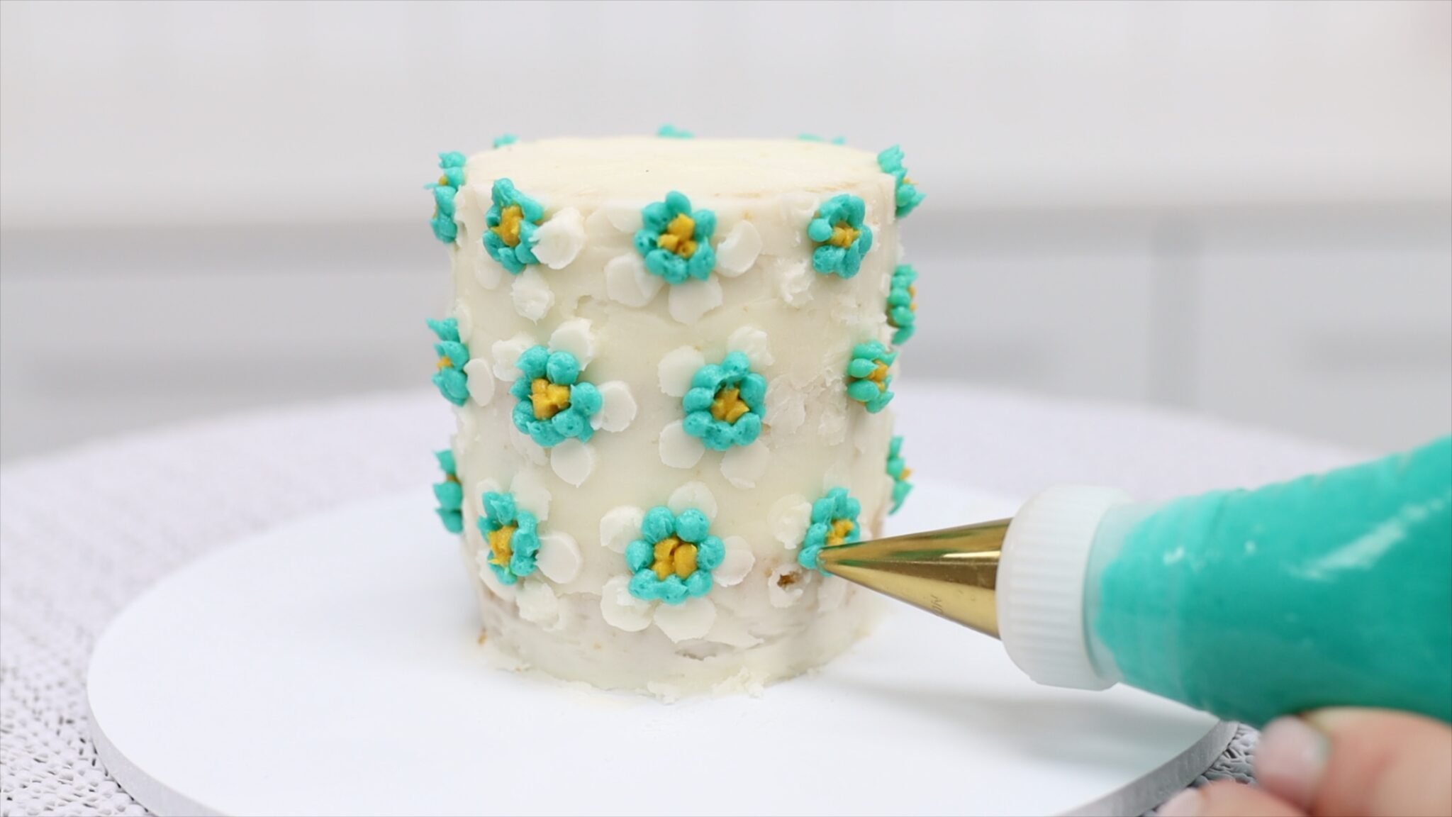 15 Piping Hacks for Cake Decorating - British Girl Bakes