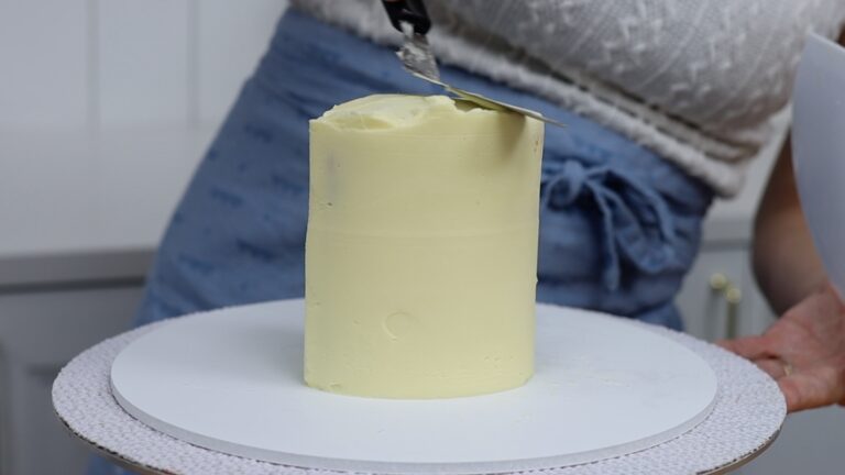 How to Make a Comic Cartoon Cake with Buttercream - British Girl Bakes