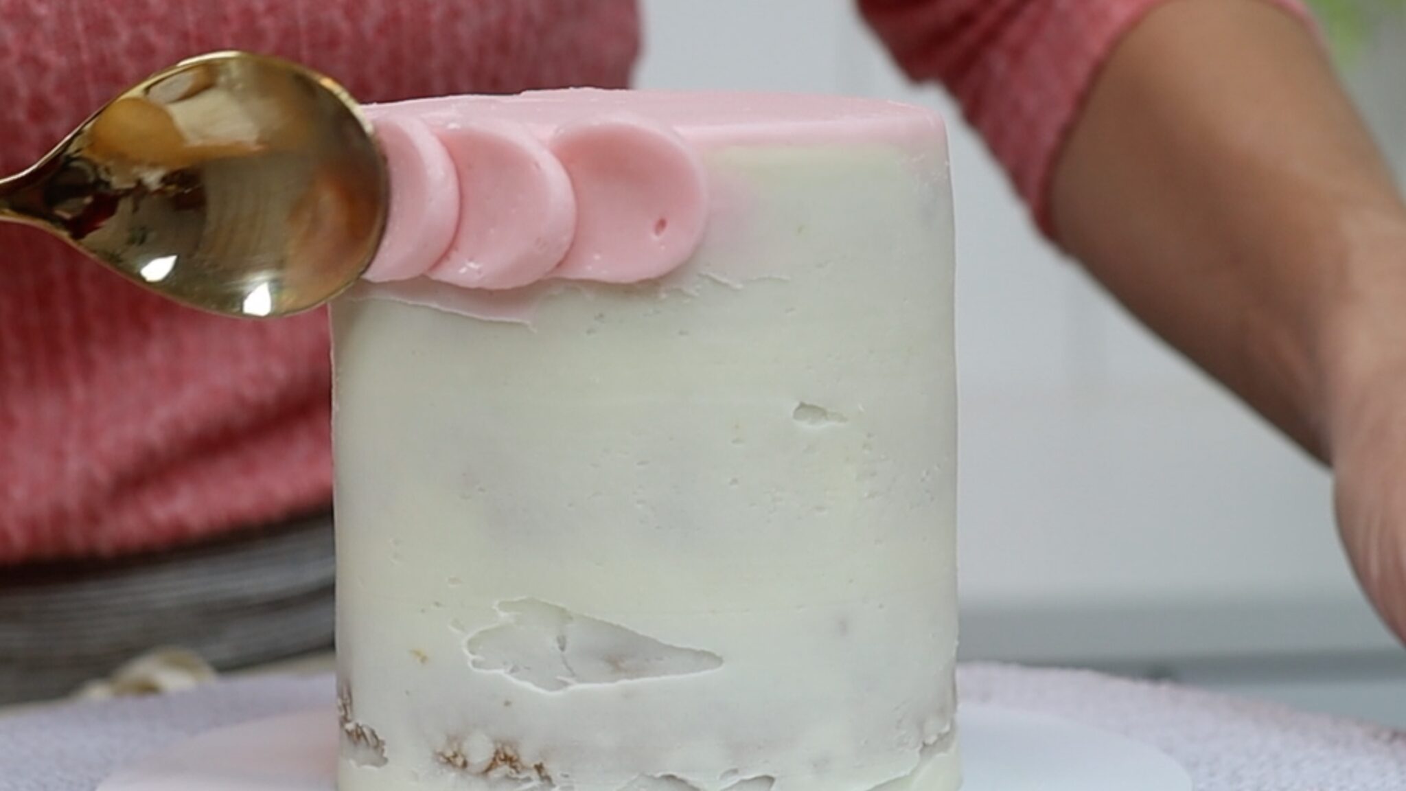 British Girl Bakes Cake Decorating with a Spoon - British Girl Bakes