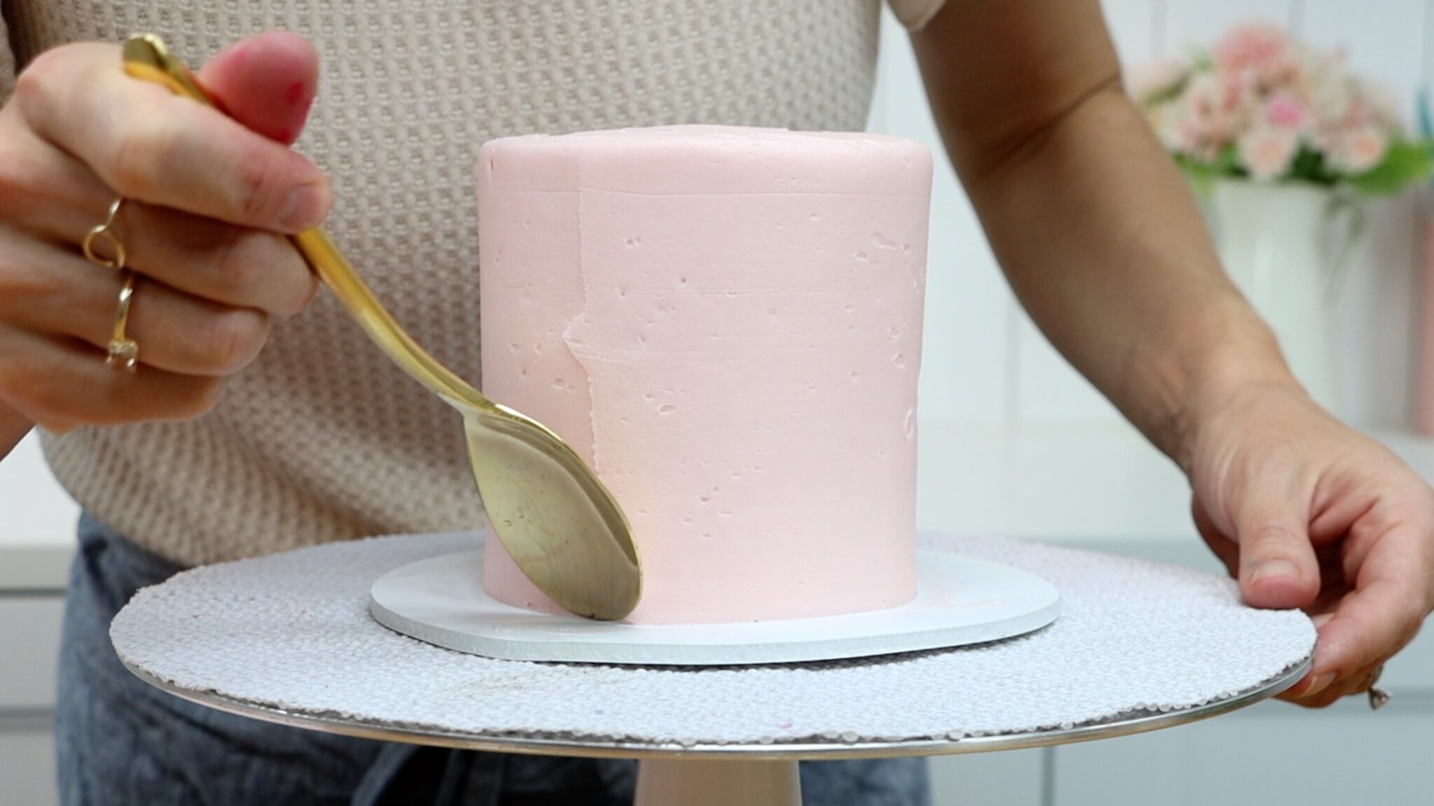 British Girl Bakes Cake Decorating with a Spoon - British Girl Bakes
