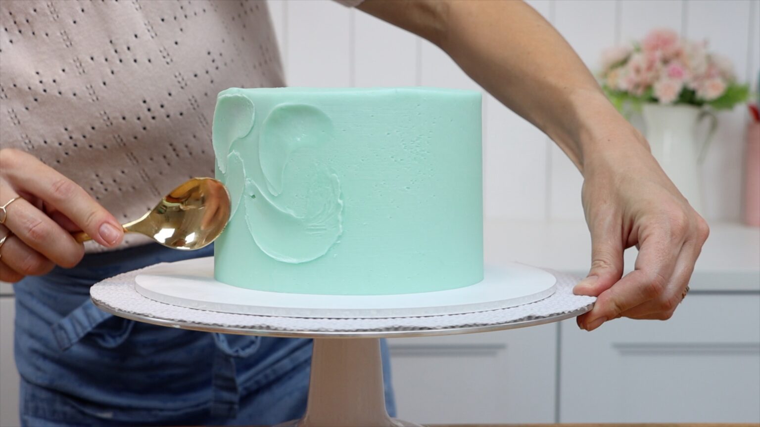 British Girl Bakes Cake Decorating with a Spoon - British Girl Bakes