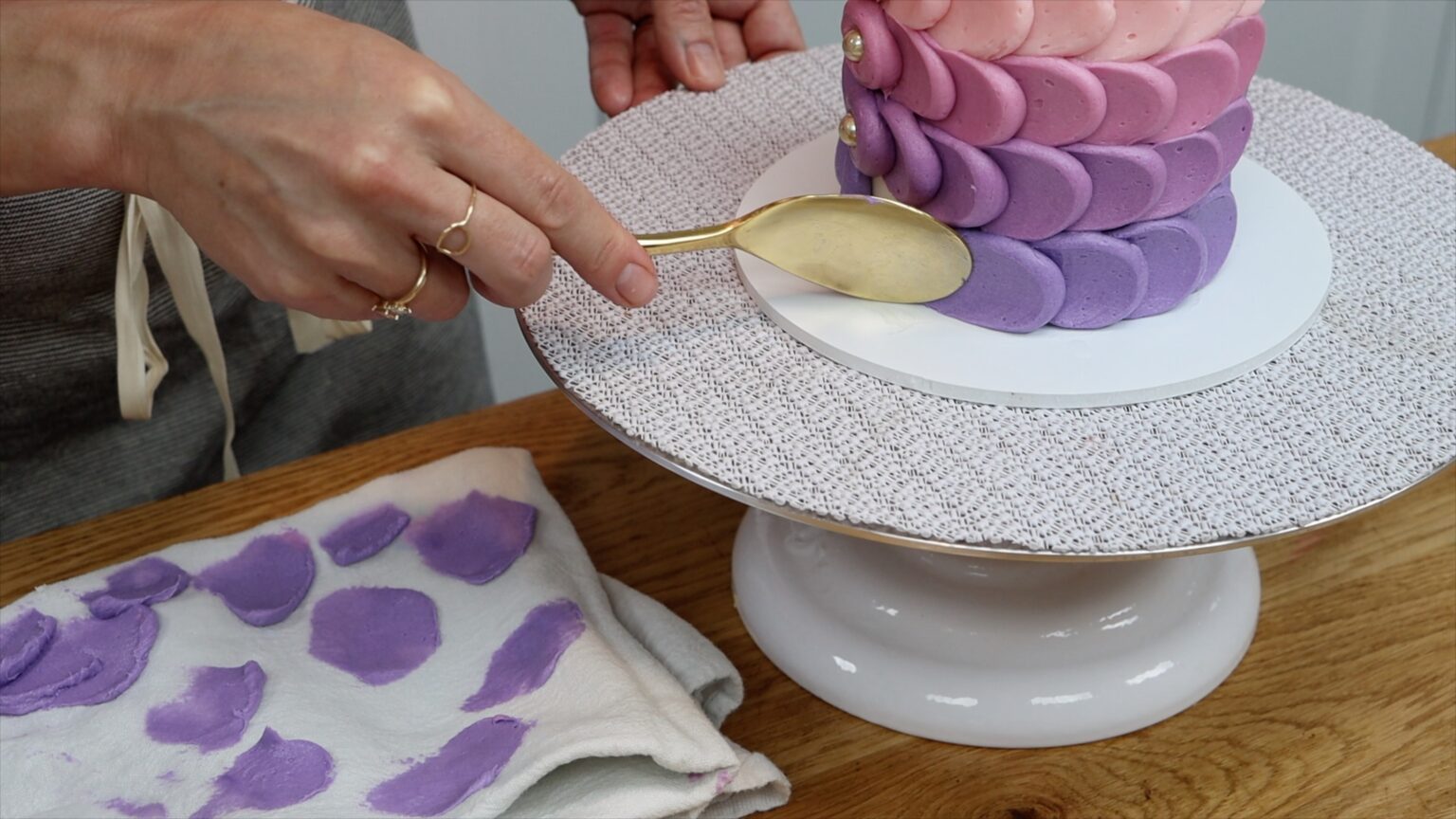 British Girl Bakes Cake Decorating with a Spoon - British Girl Bakes