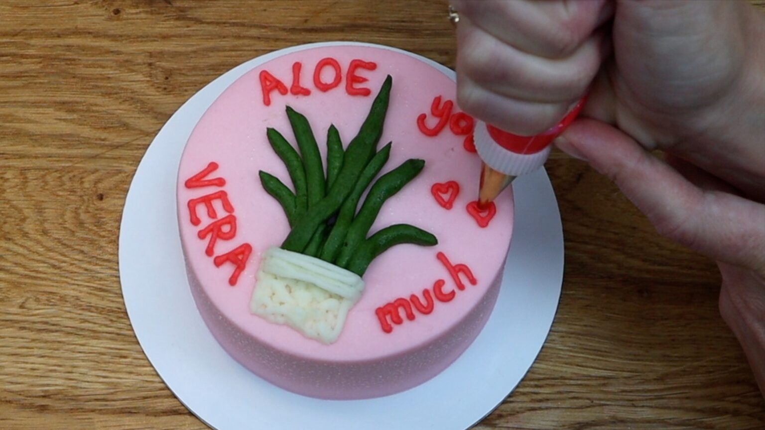 12 Tips for Writing on Cakes - British Girl Bakes