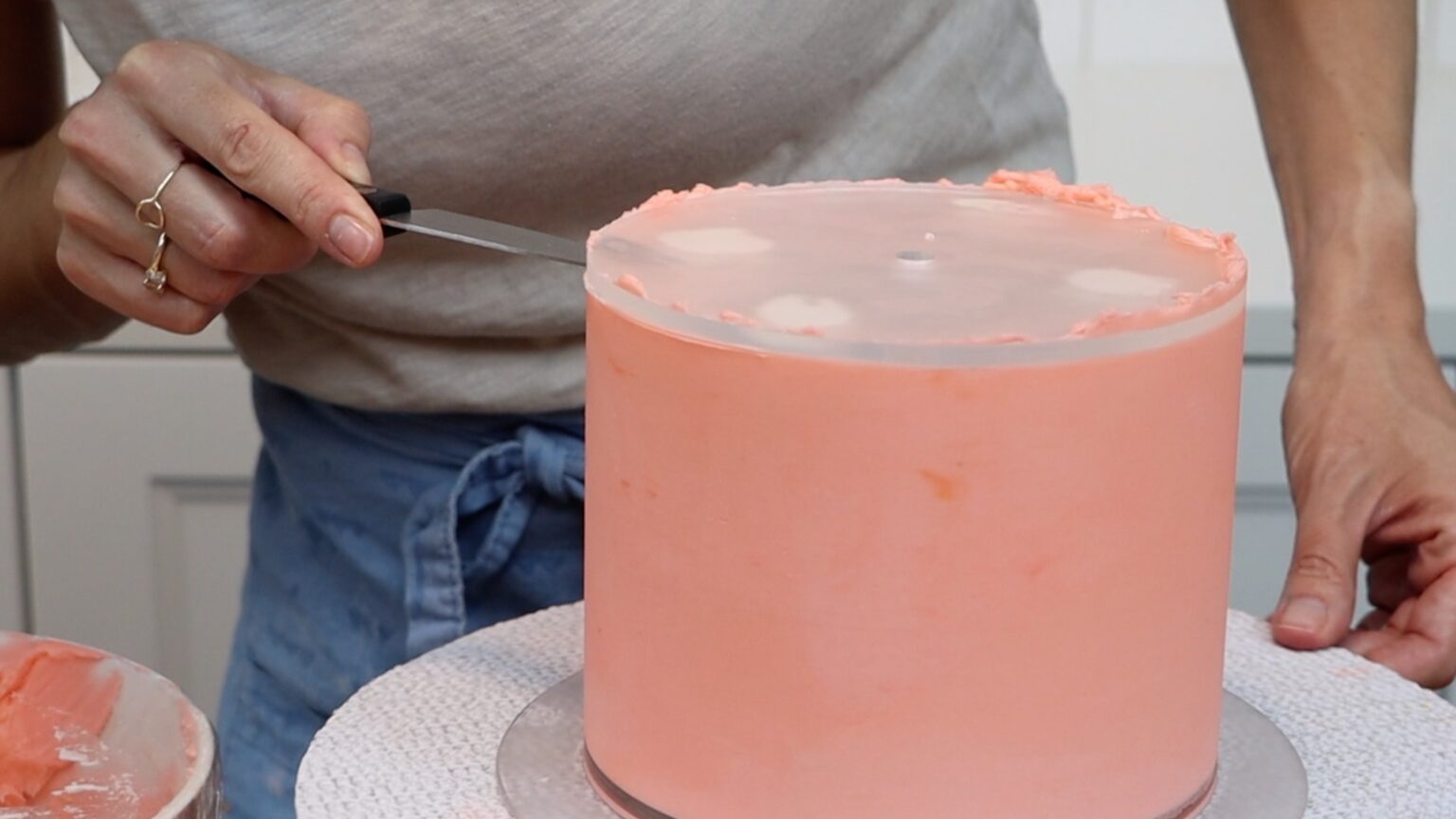 How to Use Acrylic Discs for Cakes - British Girl Bakes