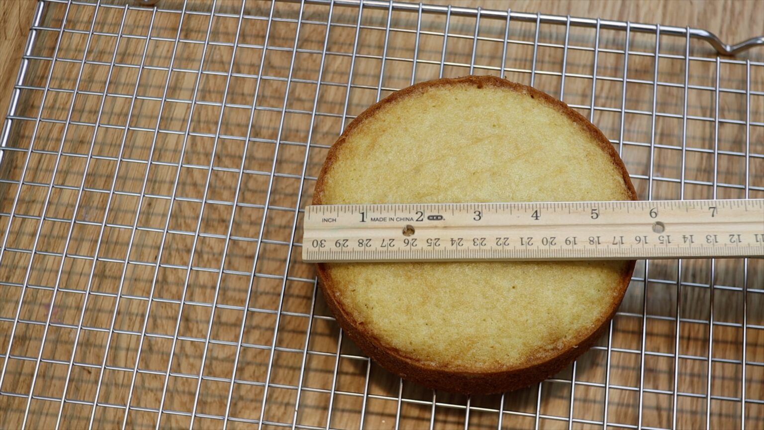 How to Use Acrylic Discs for Cakes - British Girl Bakes