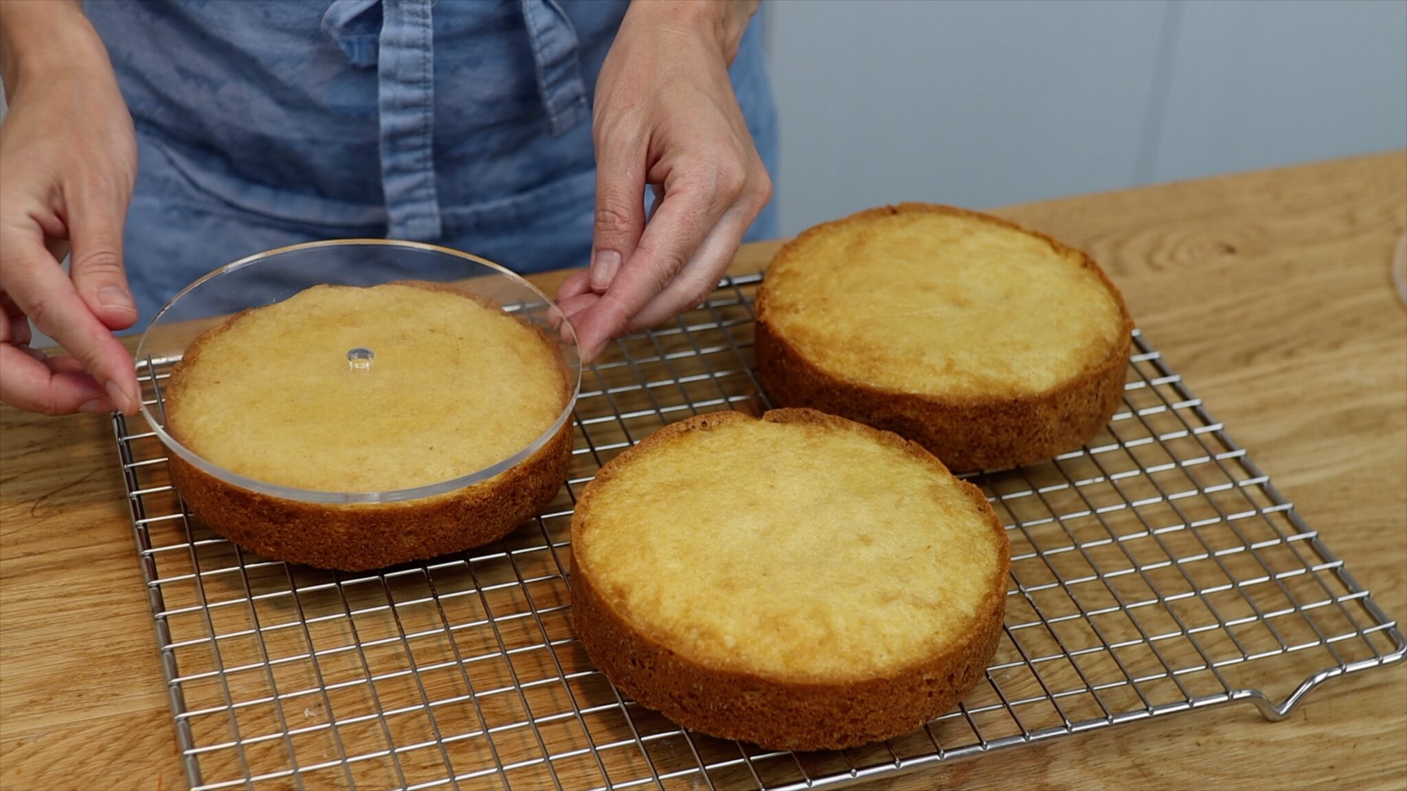 How to Use Acrylic Discs for Cakes - British Girl Bakes