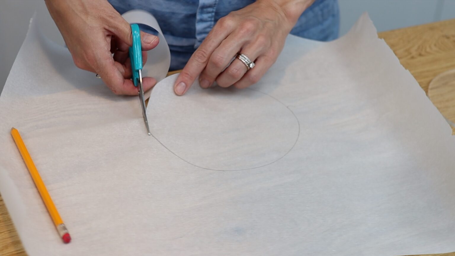 How to Use Acrylic Discs for Cakes - British Girl Bakes