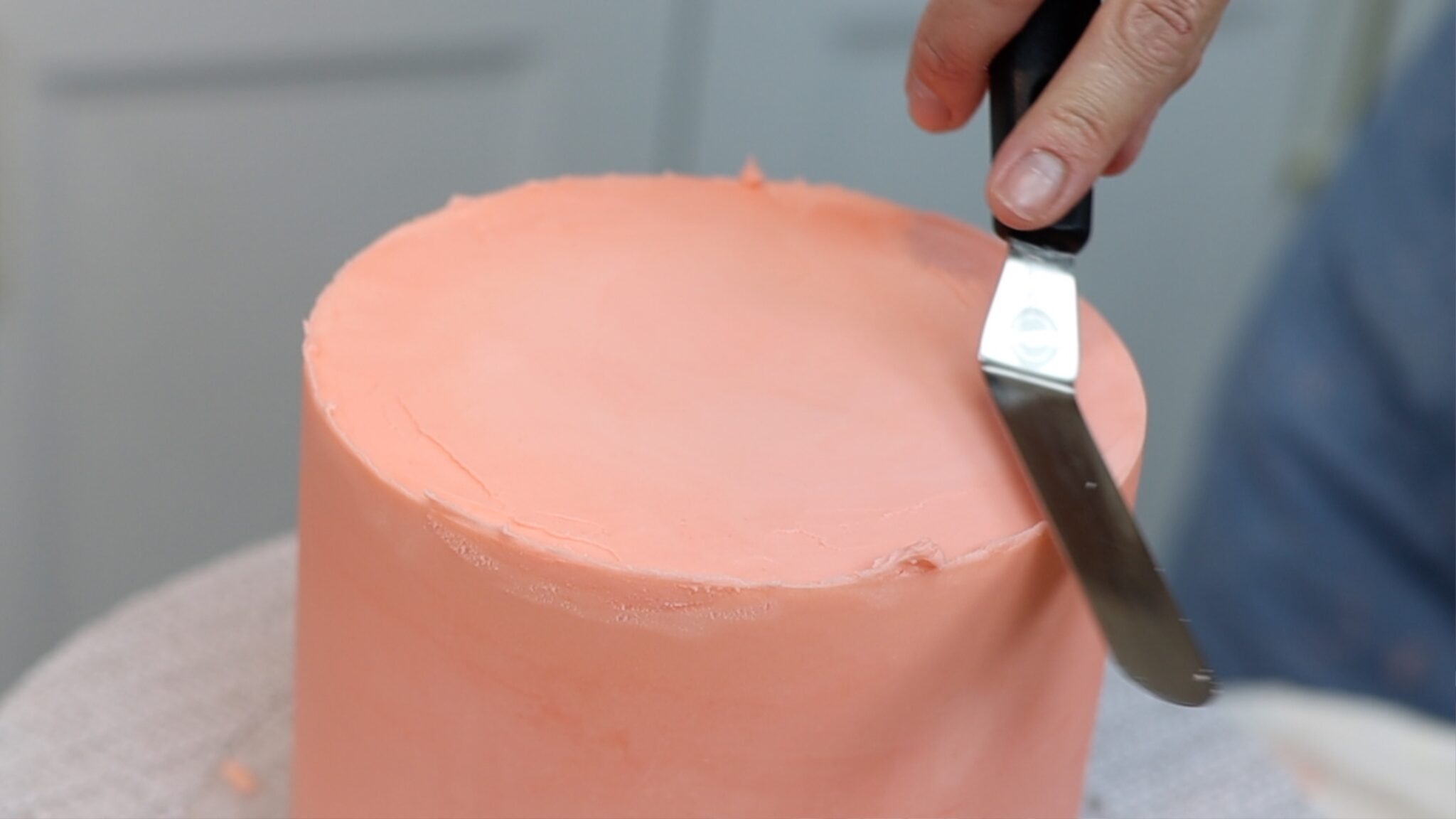 How to Use Acrylic Discs for Cakes - British Girl Bakes
