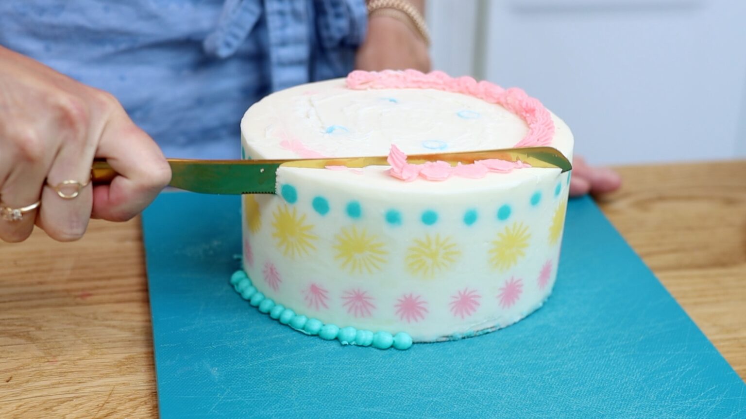 How to Cut a Tier Cake - British Girl Bakes