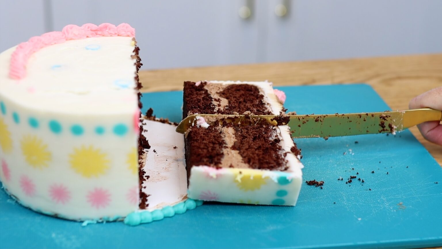 How to Cut a Tier Cake - British Girl Bakes