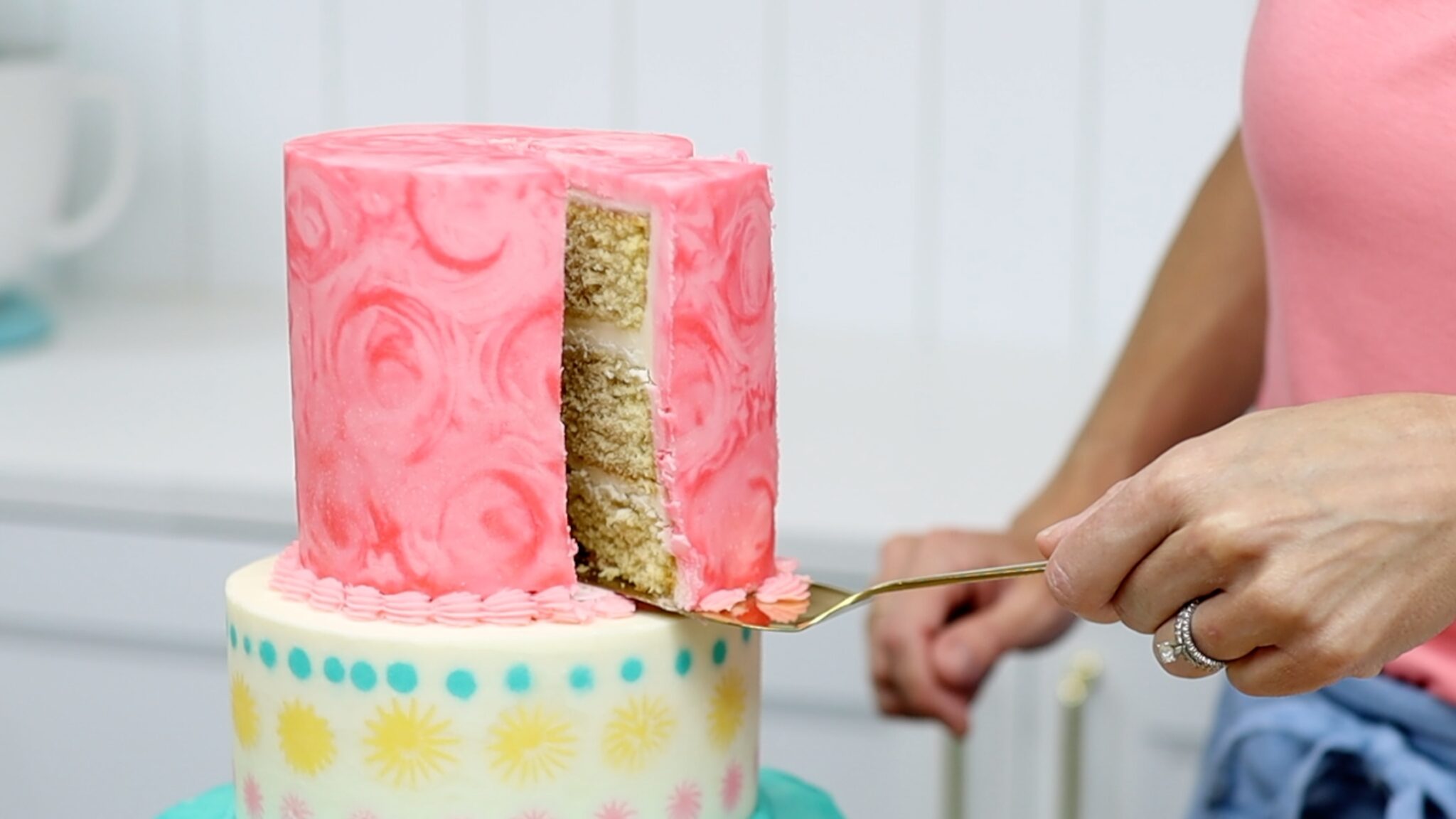 How to Cut a Tier Cake - British Girl Bakes