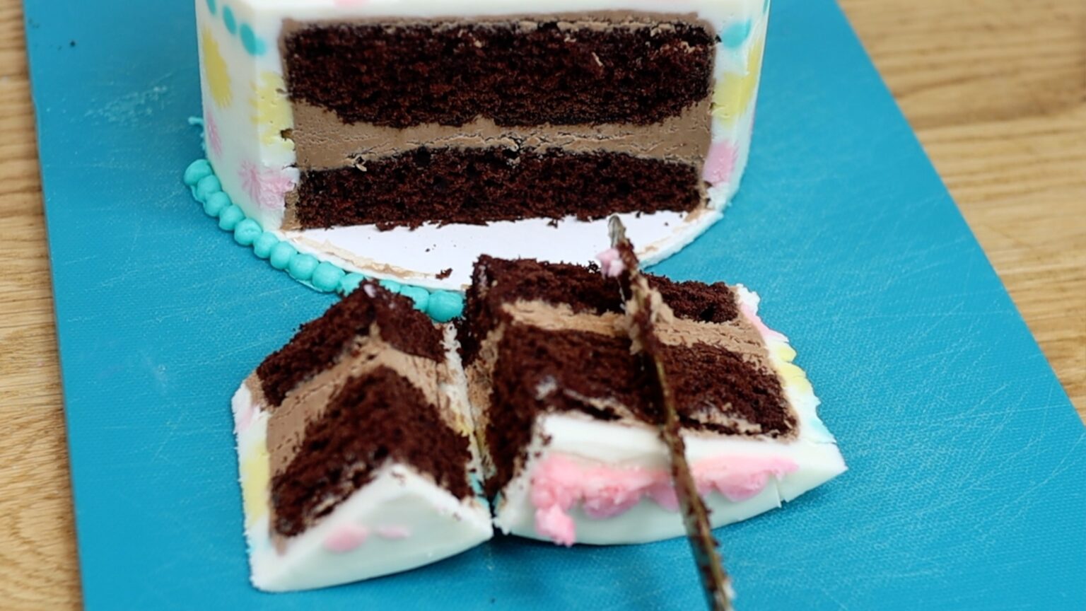 How to Cut a Tier Cake - British Girl Bakes