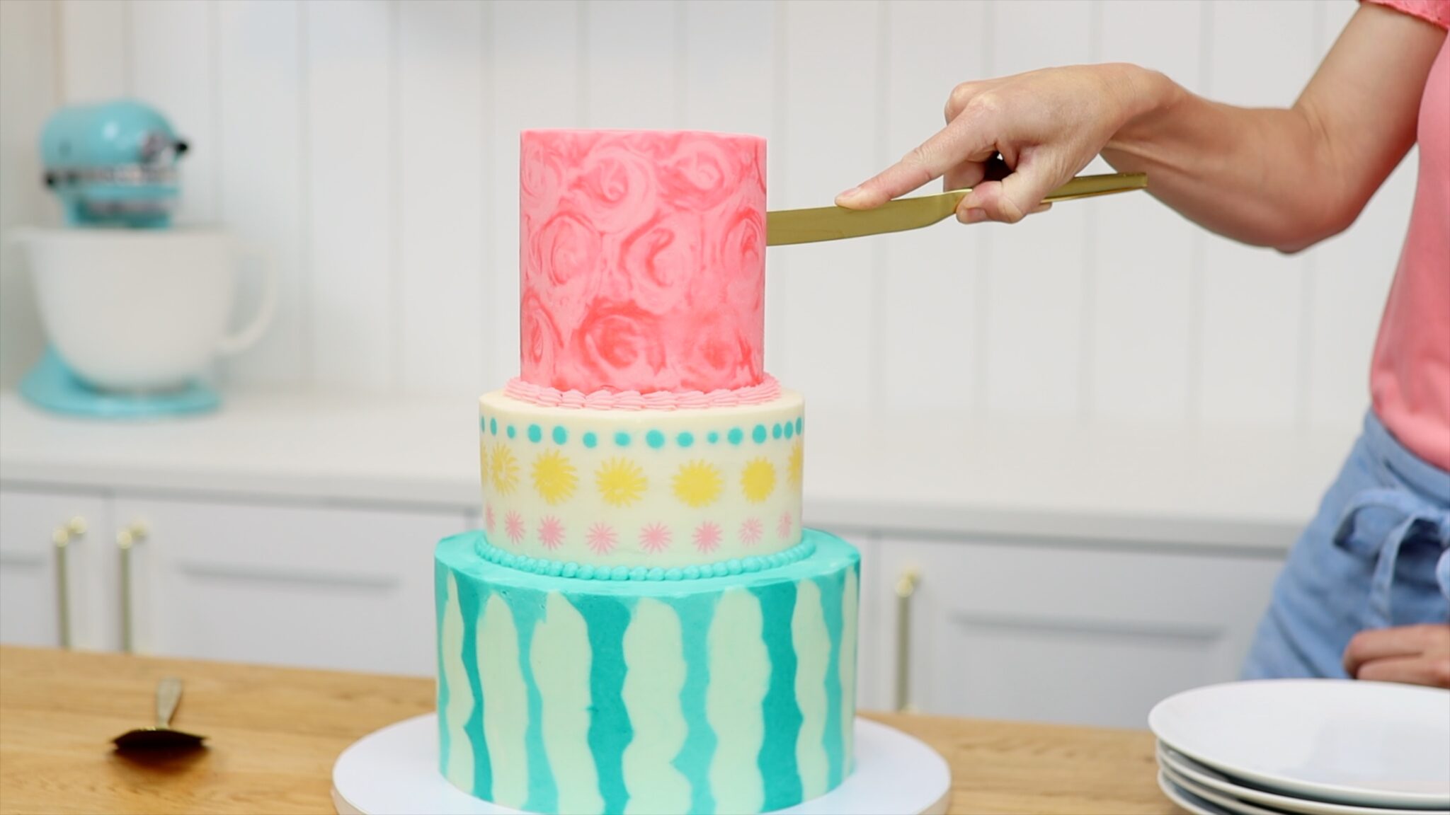 How to Cut a Tier Cake - British Girl Bakes