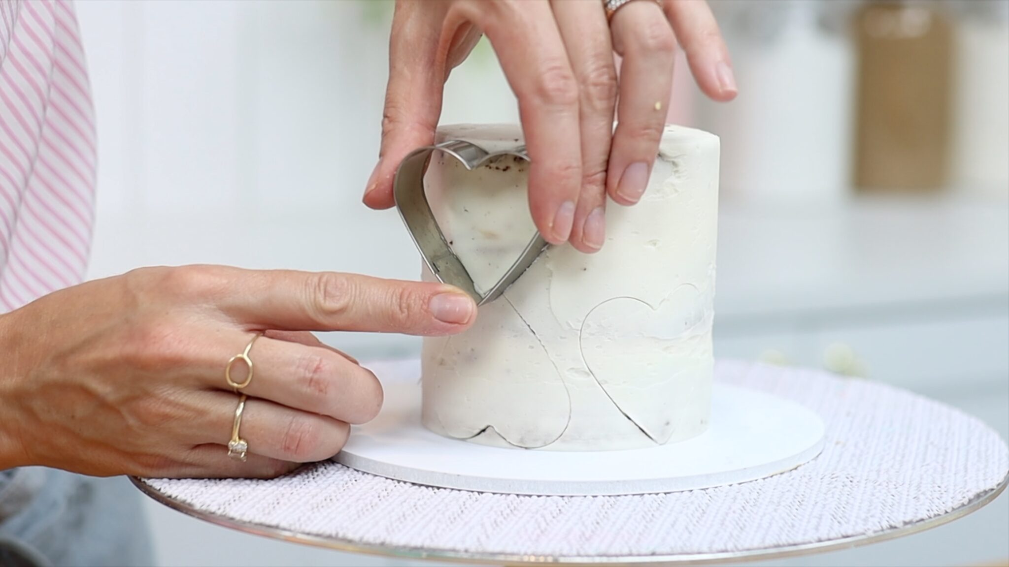 Flat Patterns on Cake with Facelift Frosting - British Girl Bakes