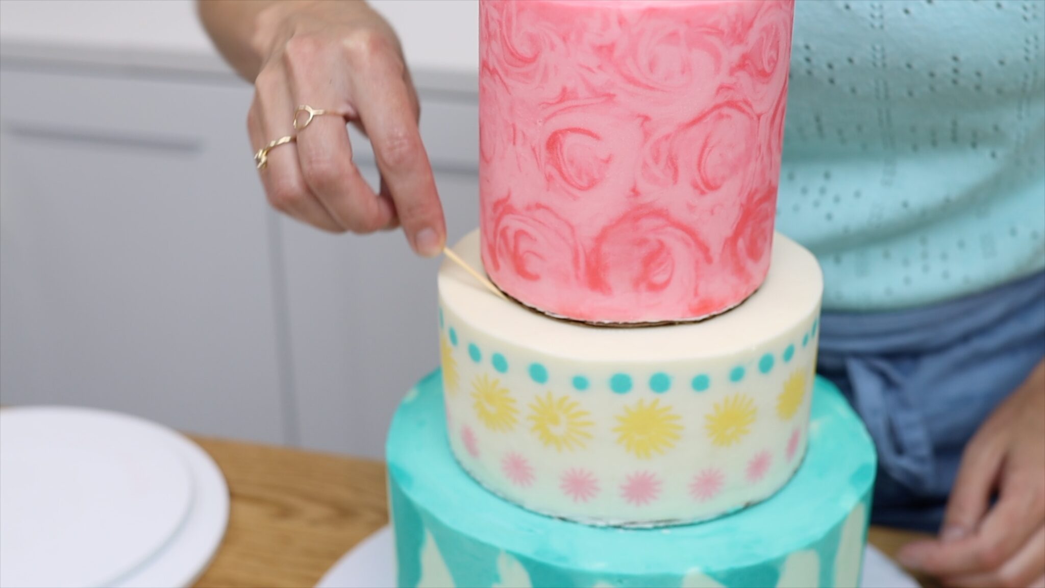 How to make a tiered cake - British Girl Bakes