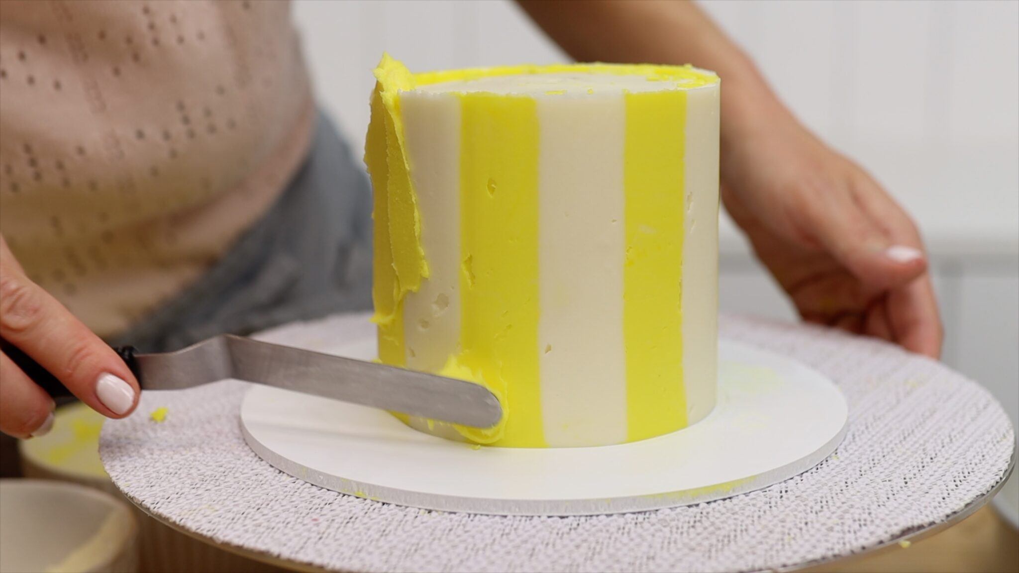 7 Ways to Make Buttercream Patterns on Cake - British Girl Bakes