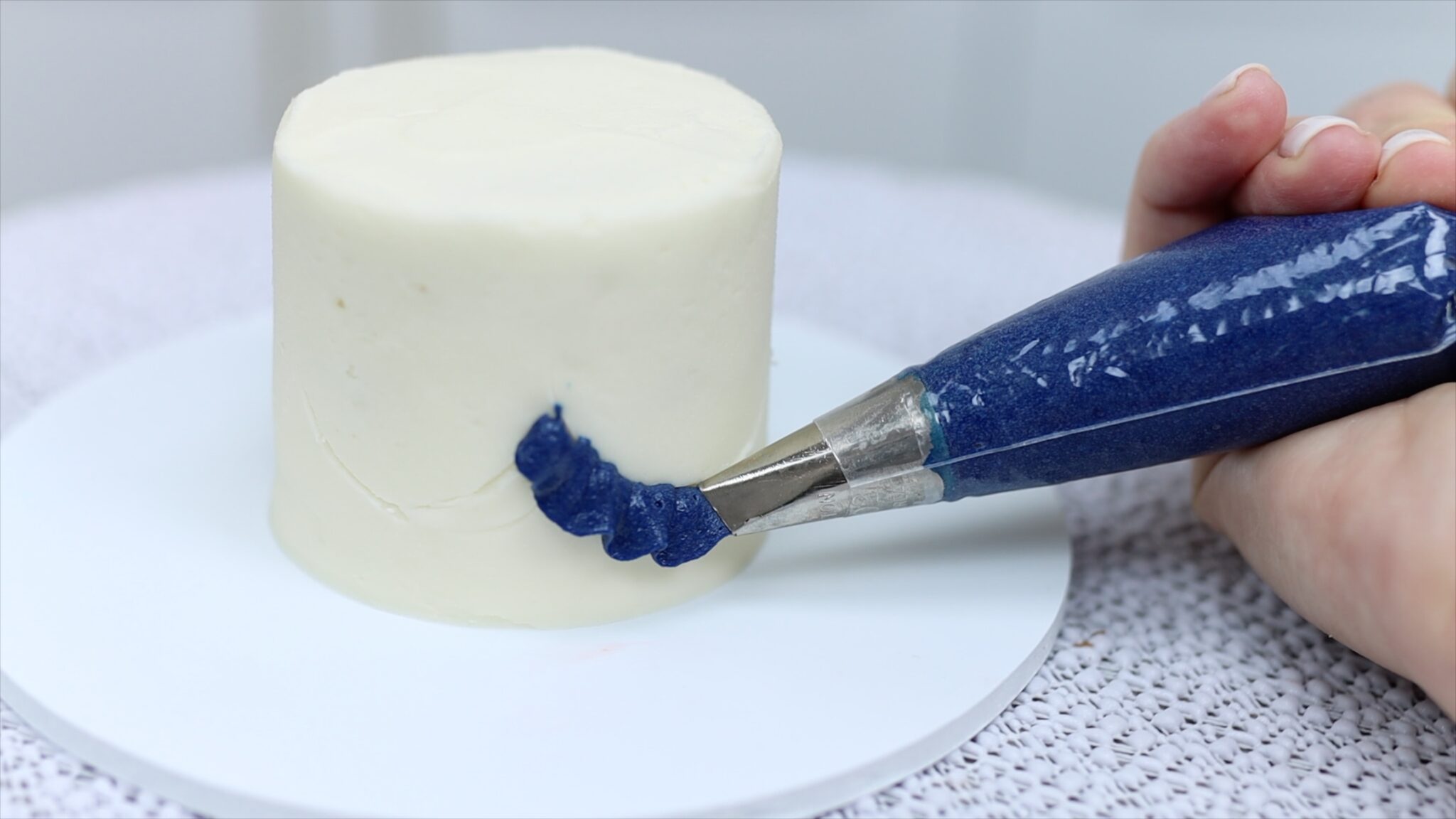 7 Ways to Make Buttercream Patterns on Cake - British Girl Bakes