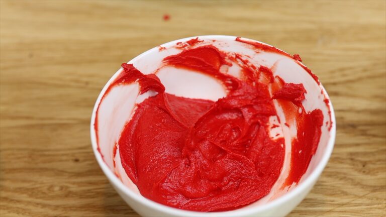 3 Tricks for Red Frosting - British Girl Bakes