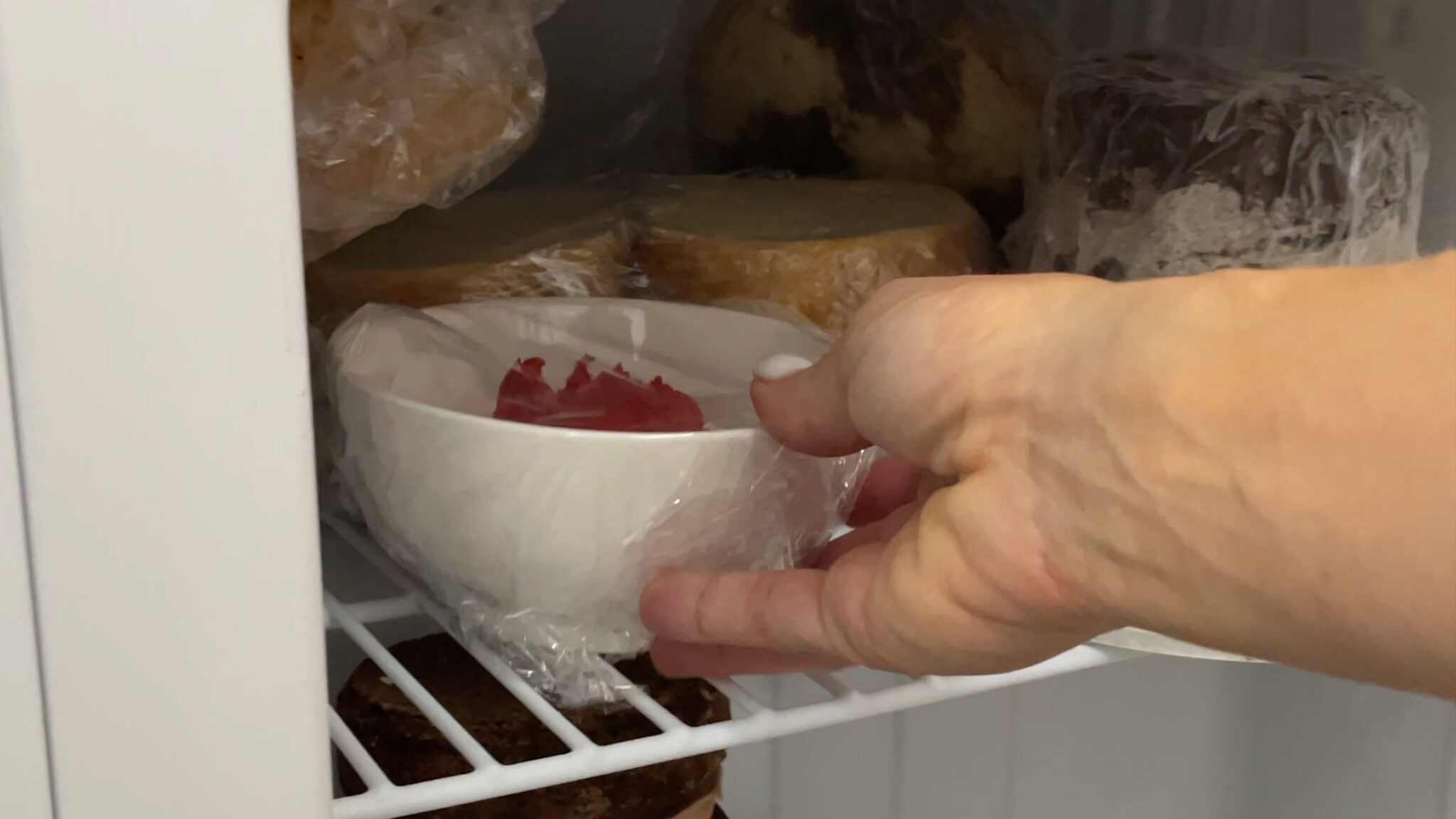 3 Tricks for Red Frosting - British Girl Bakes