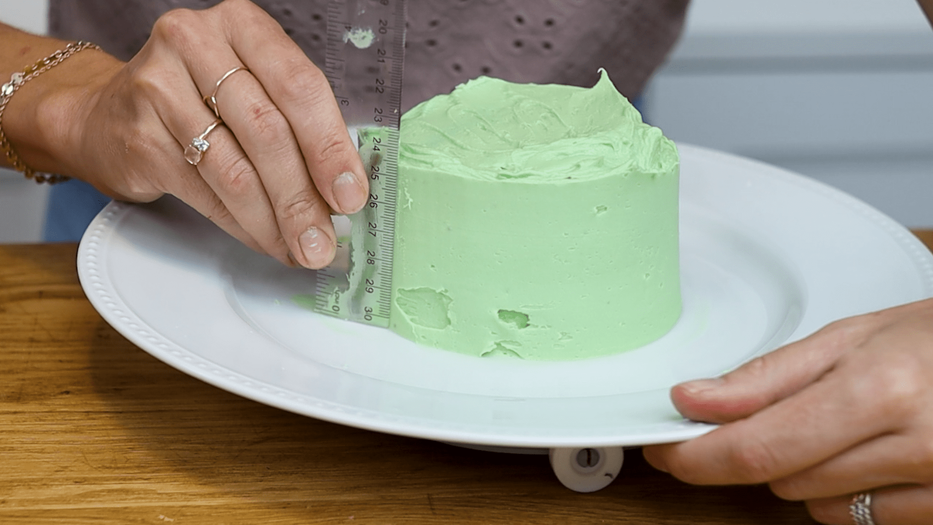 How to Frost a Cake without Tools - British Girl Bakes