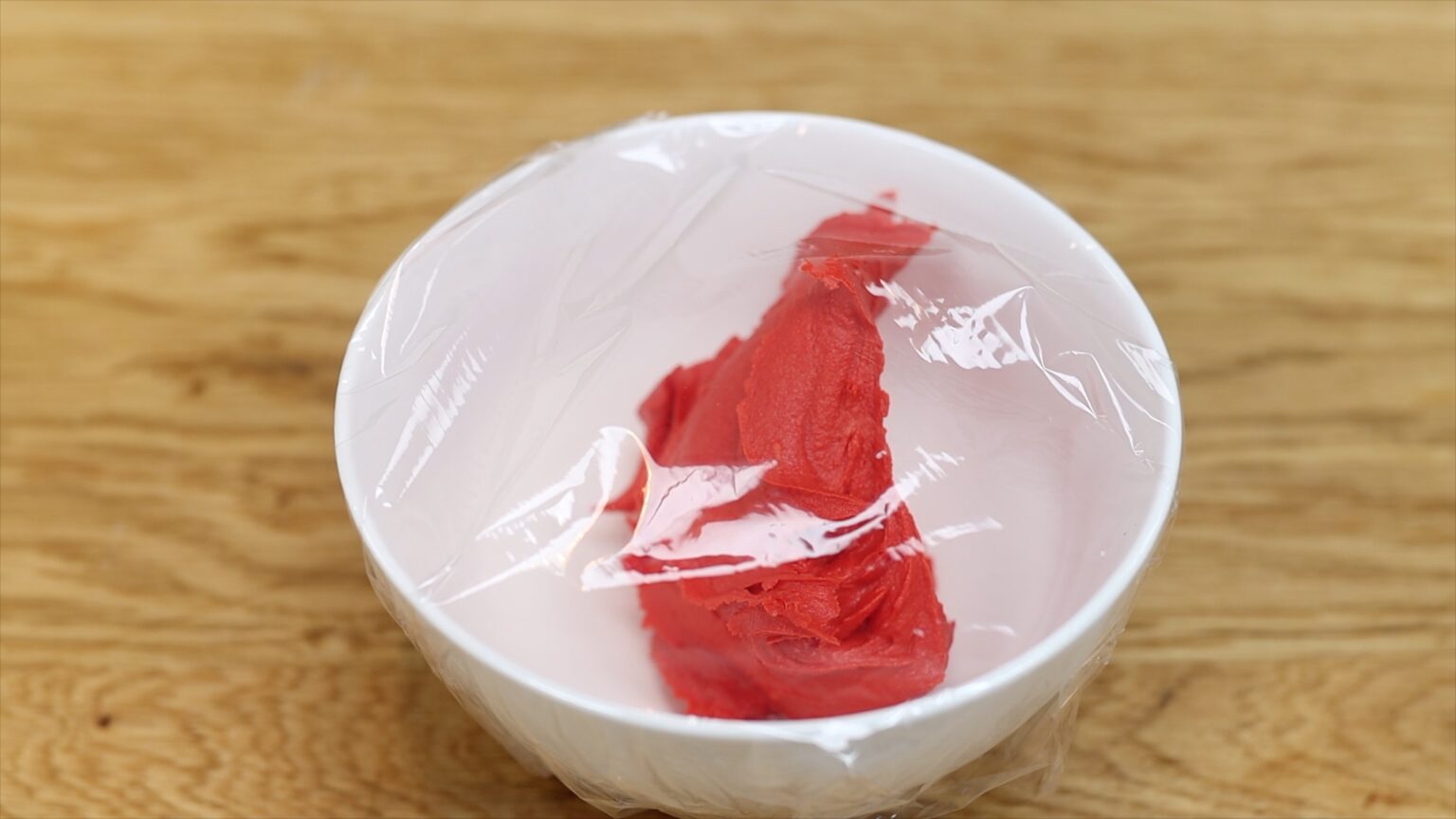 3 Tricks for Red Frosting - British Girl Bakes