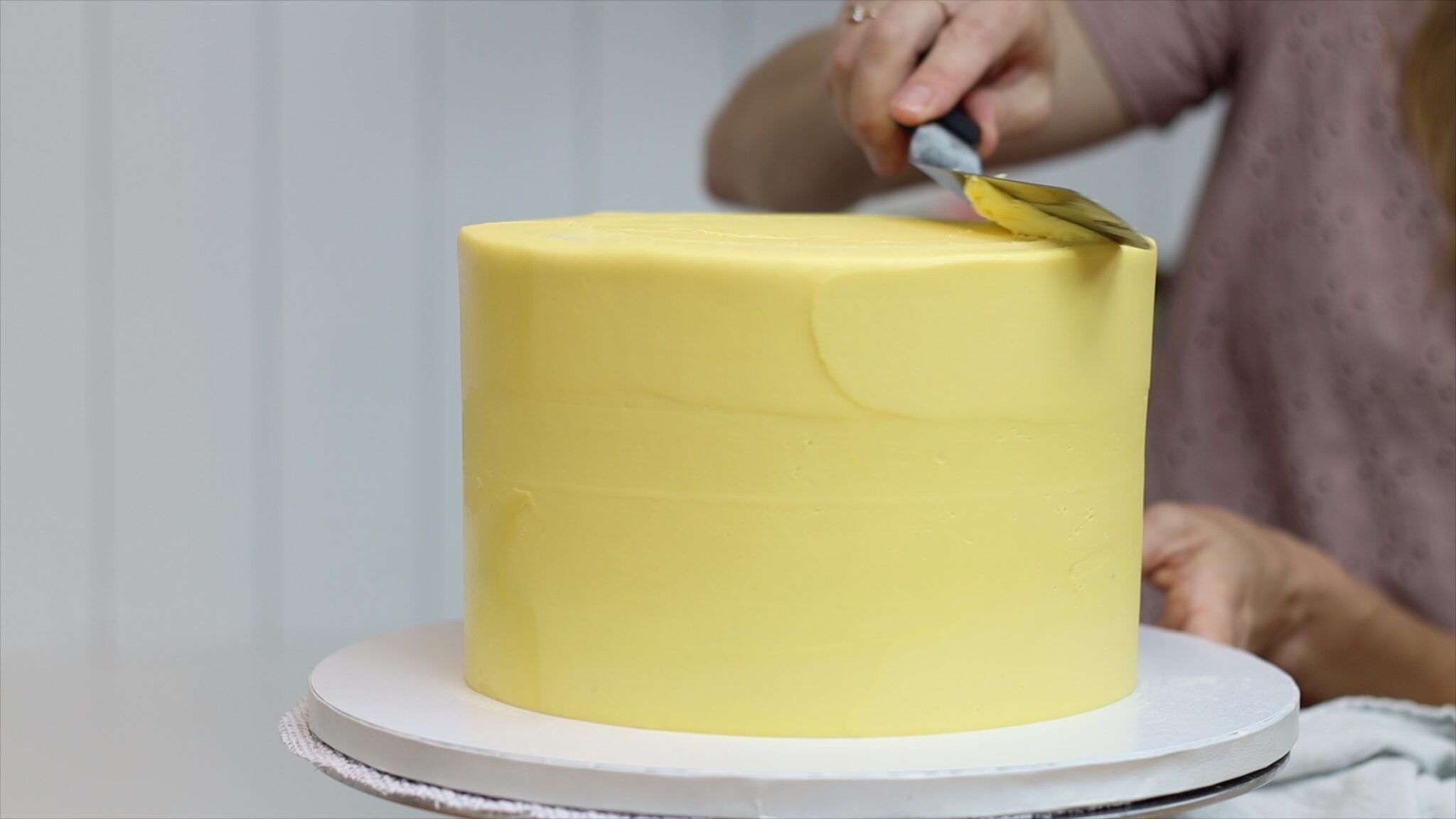 How to Frost a Cake - British Girl Bakes