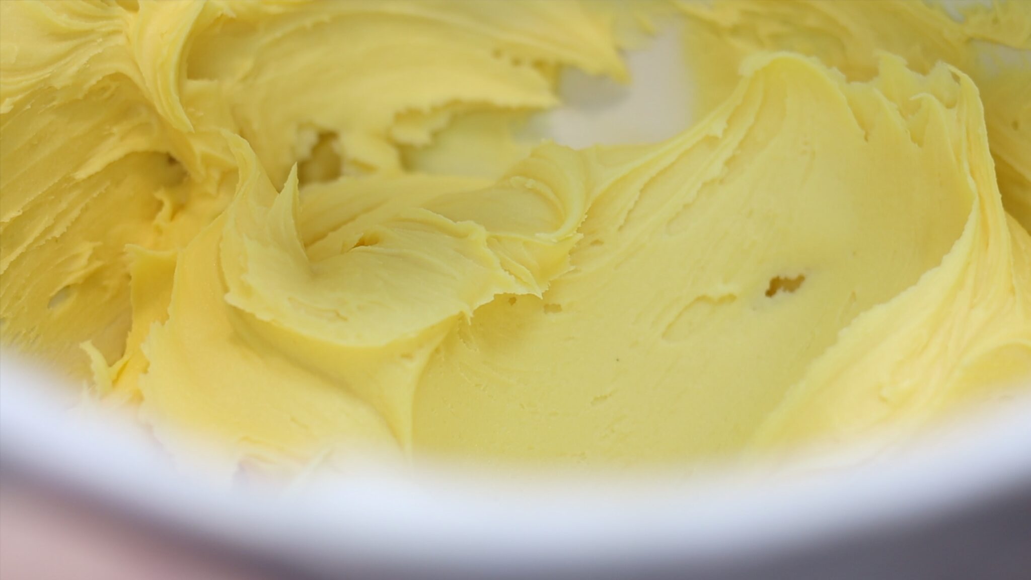 How to Frost a Cake - British Girl Bakes