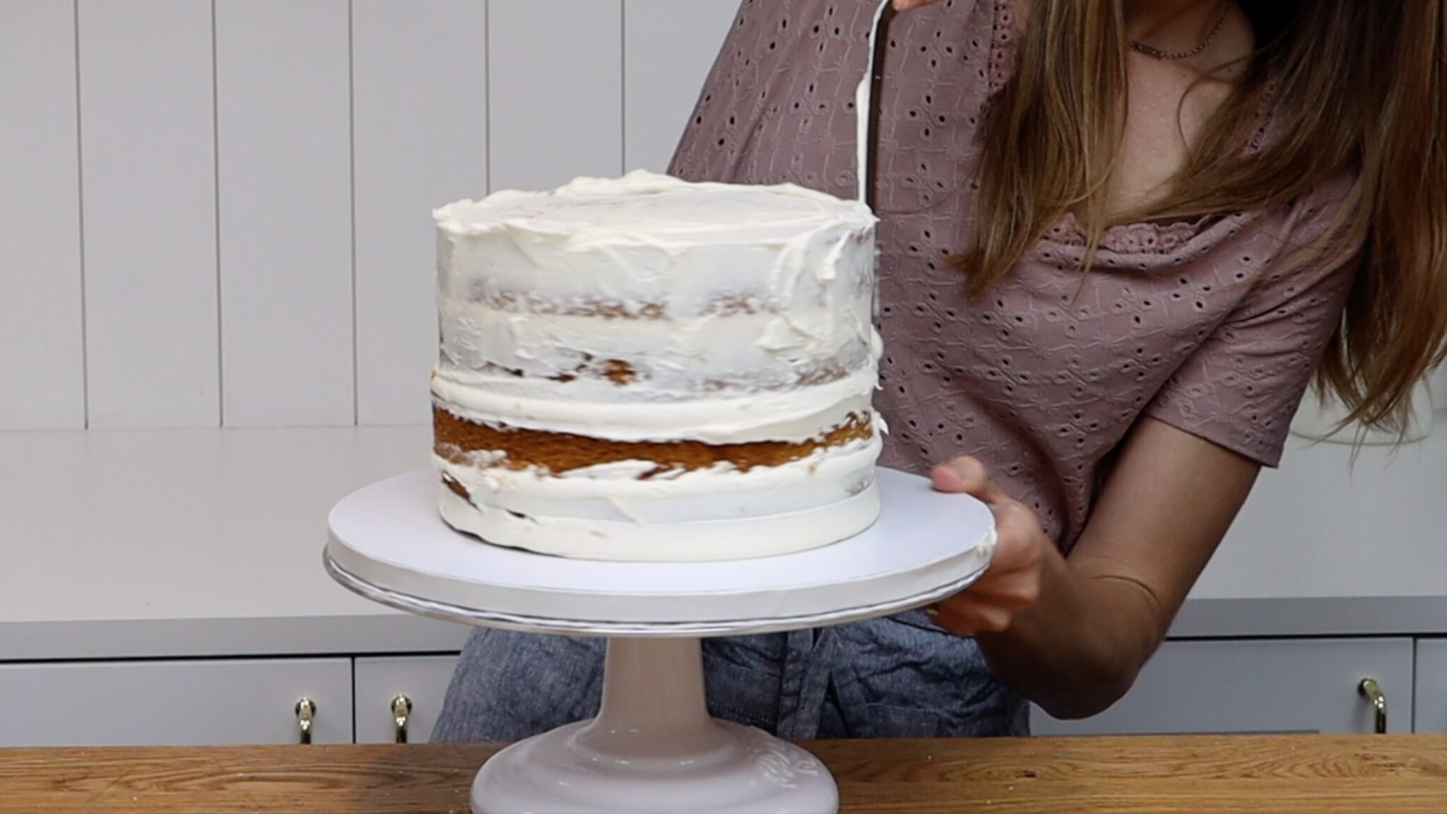 How to Crumb Coat a Cake - British Girl Bakes