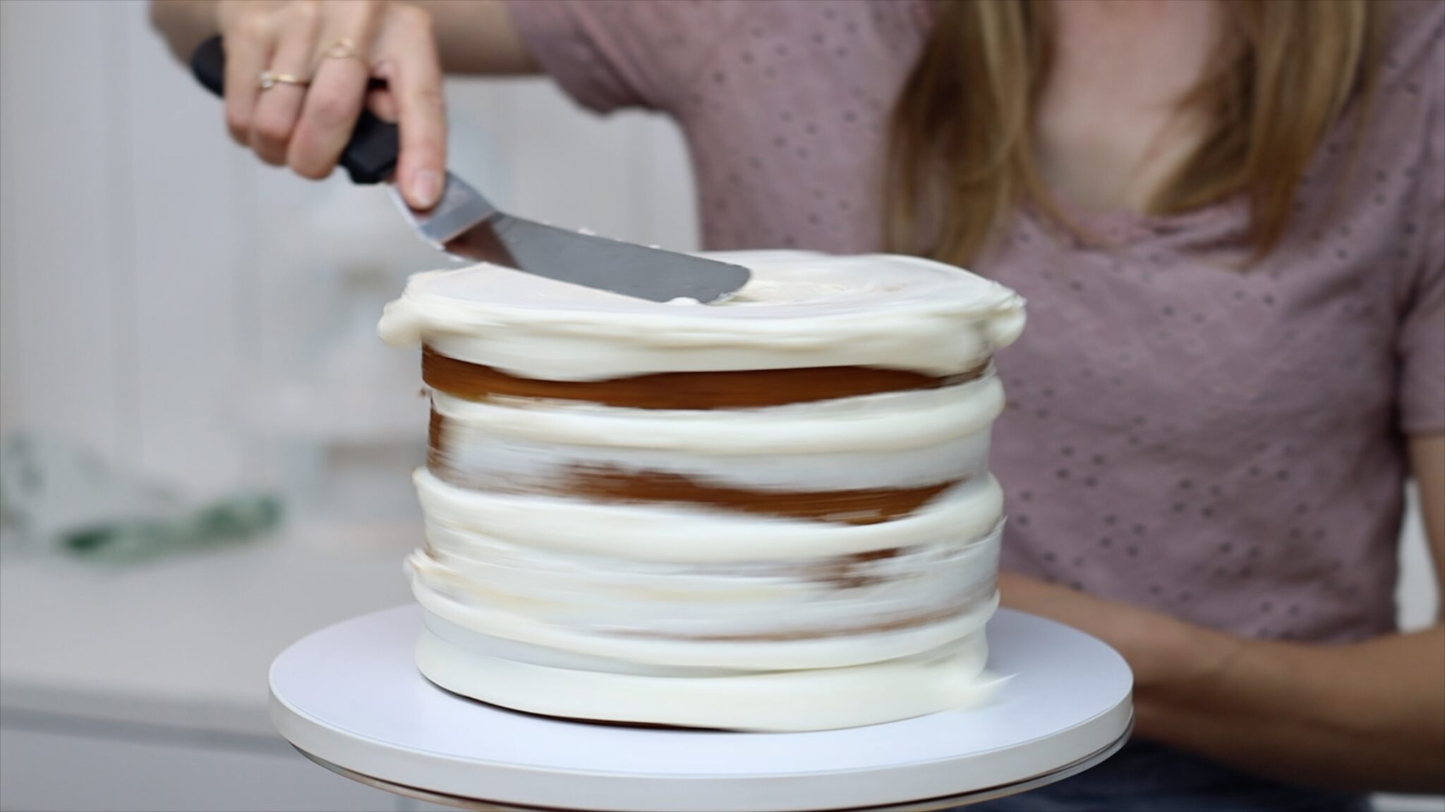 How to Crumb Coat a Cake - British Girl Bakes