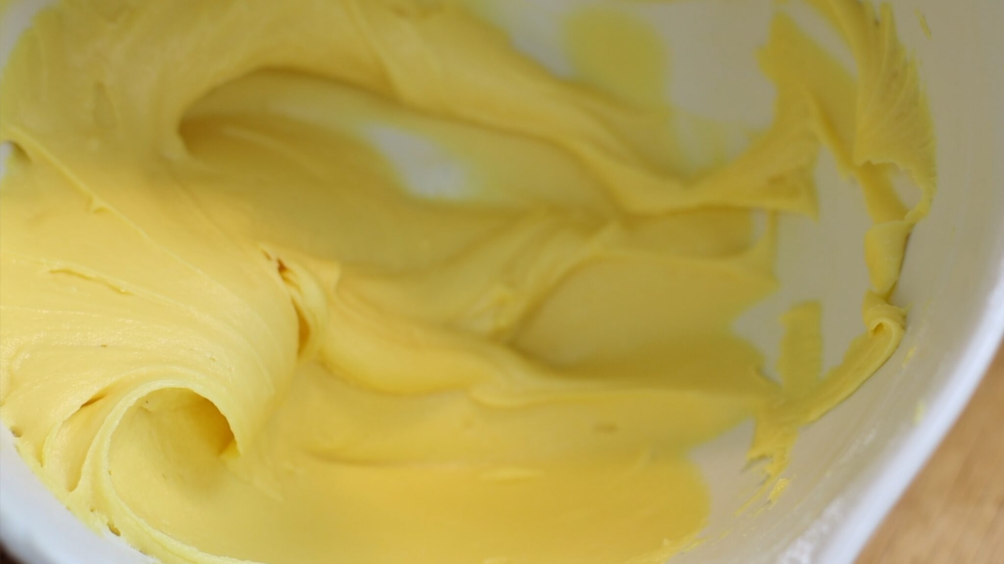 How to Frost a Cake - British Girl Bakes