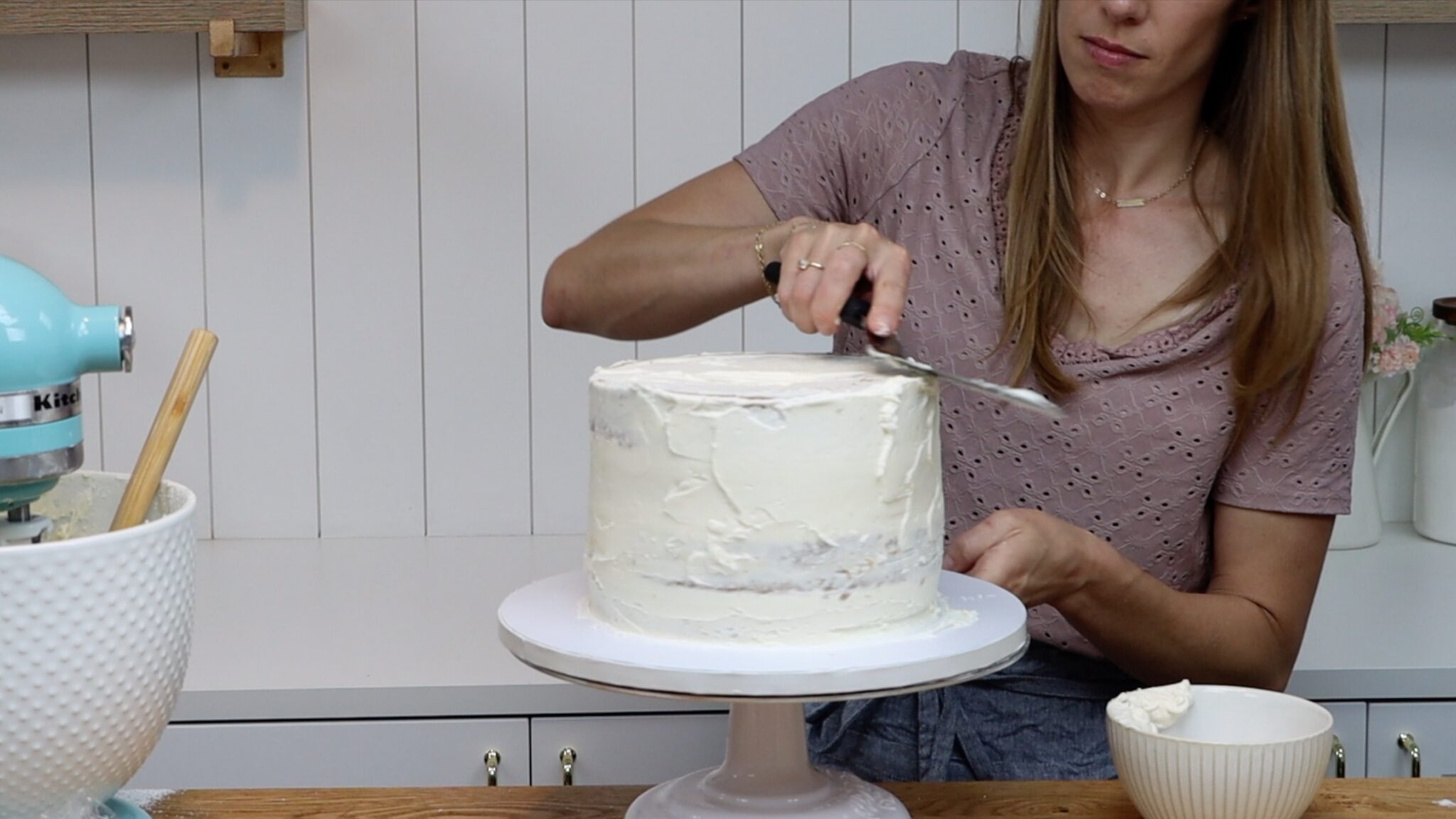 How to Crumb Coat a Cake - British Girl Bakes