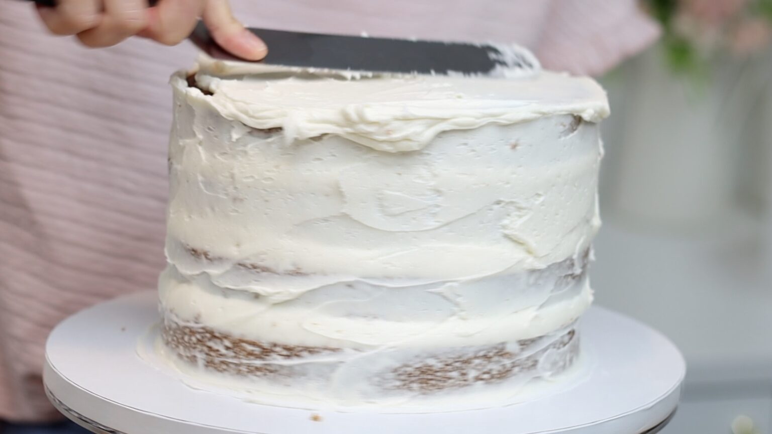 How to Crumb Coat a Cake - British Girl Bakes