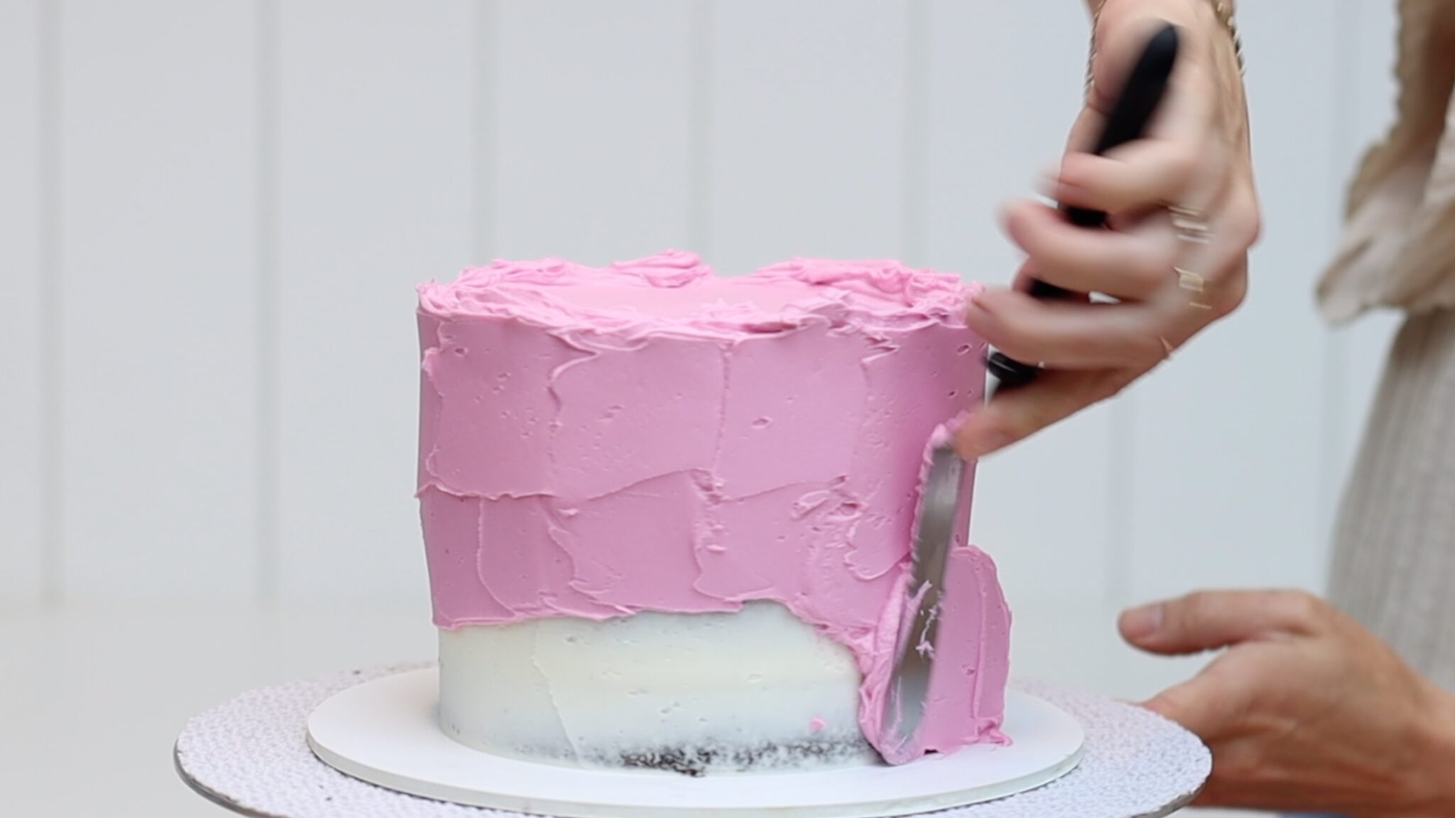 5 Hacks for Smooth Frosting on Cakes - British Girl Bakes